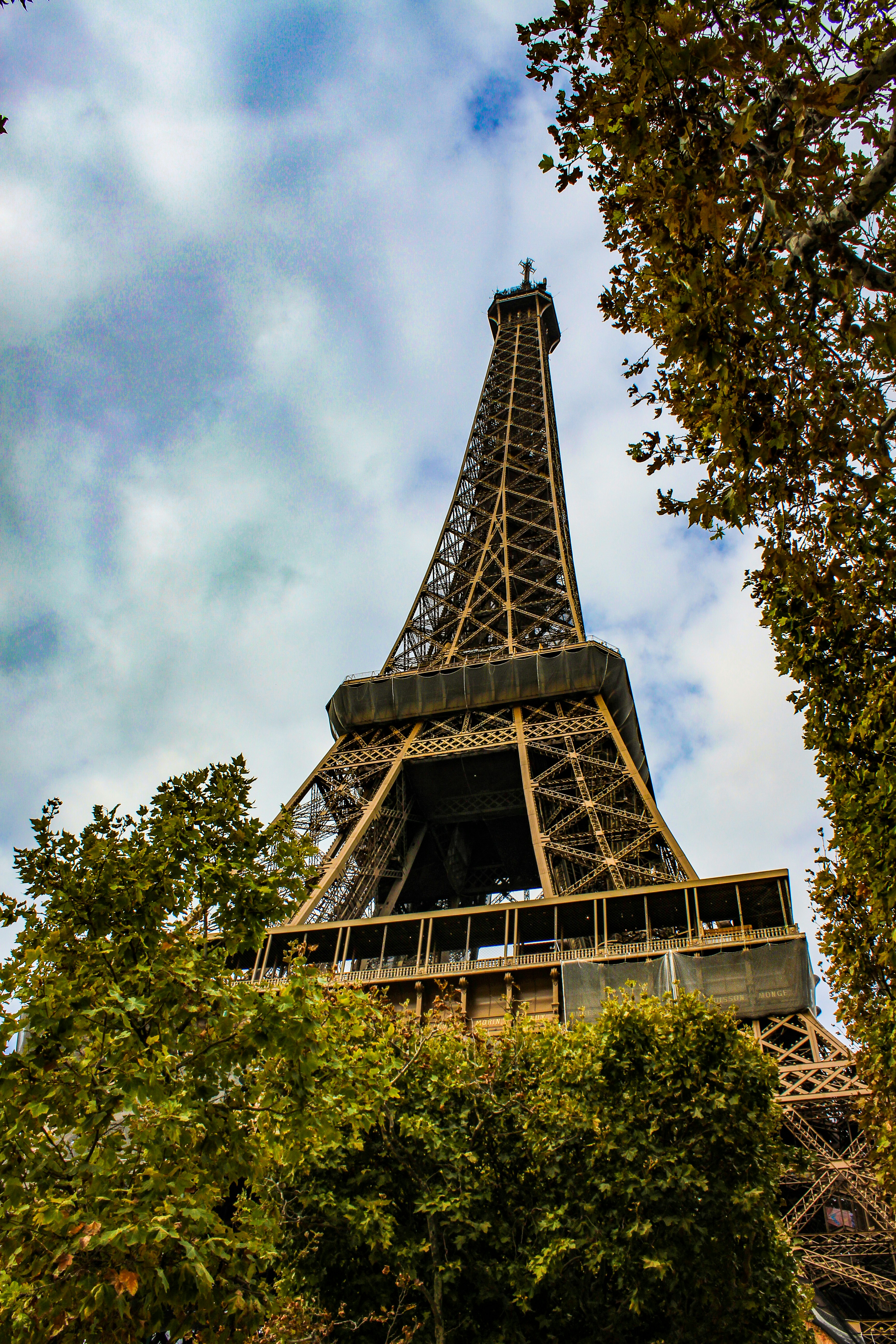 Una alta torre de metal con la Torre Eiffel al fondo foto – Imagen de ...