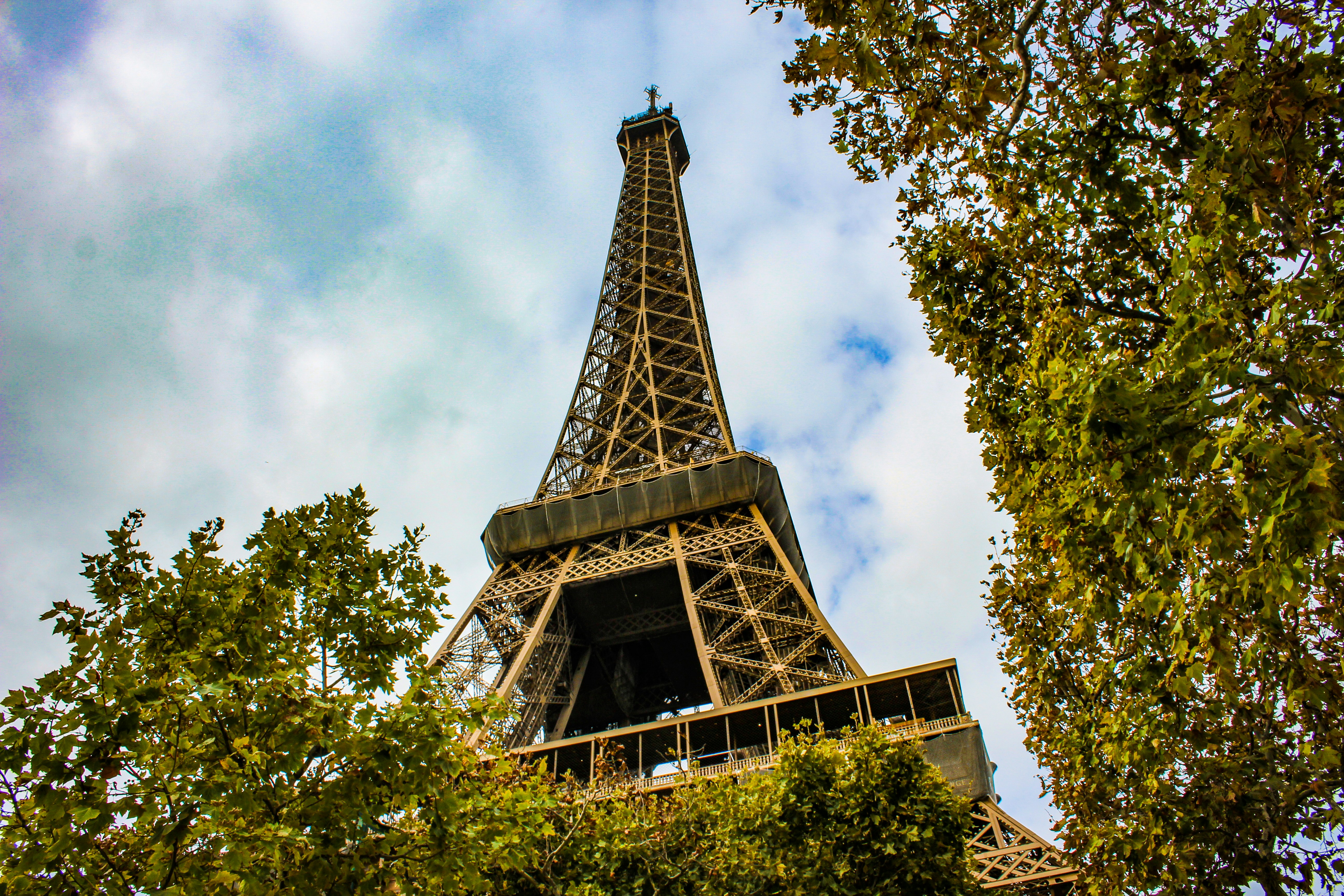 Una alta torre de metal foto – Imagen de París gratuita en Unsplash