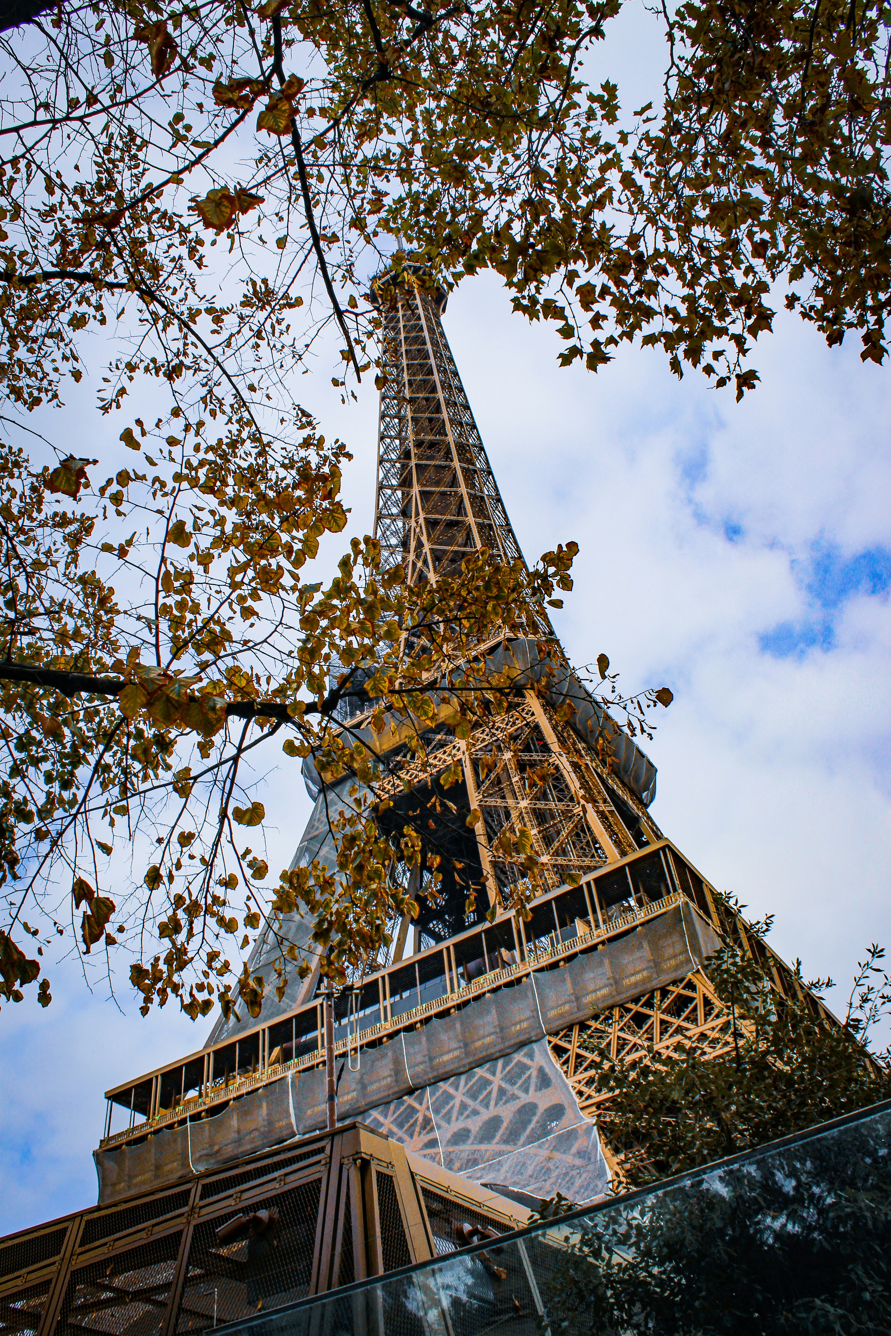 Una alta torre de metal foto – Imagen de París gratuita en Unsplash