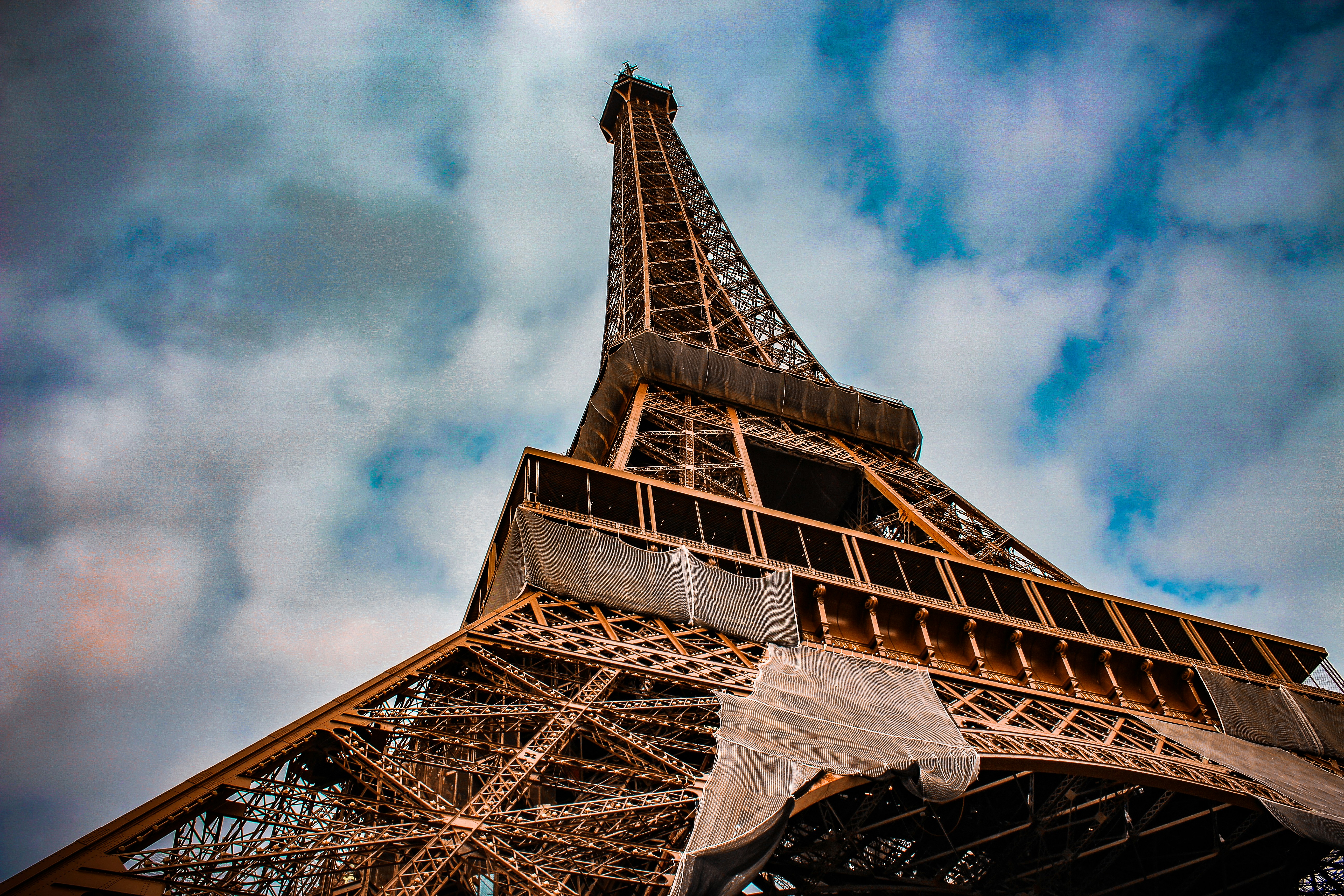 Foto Una alta torre de metal con la Torre Eiffel al fondo – Imagen ...
