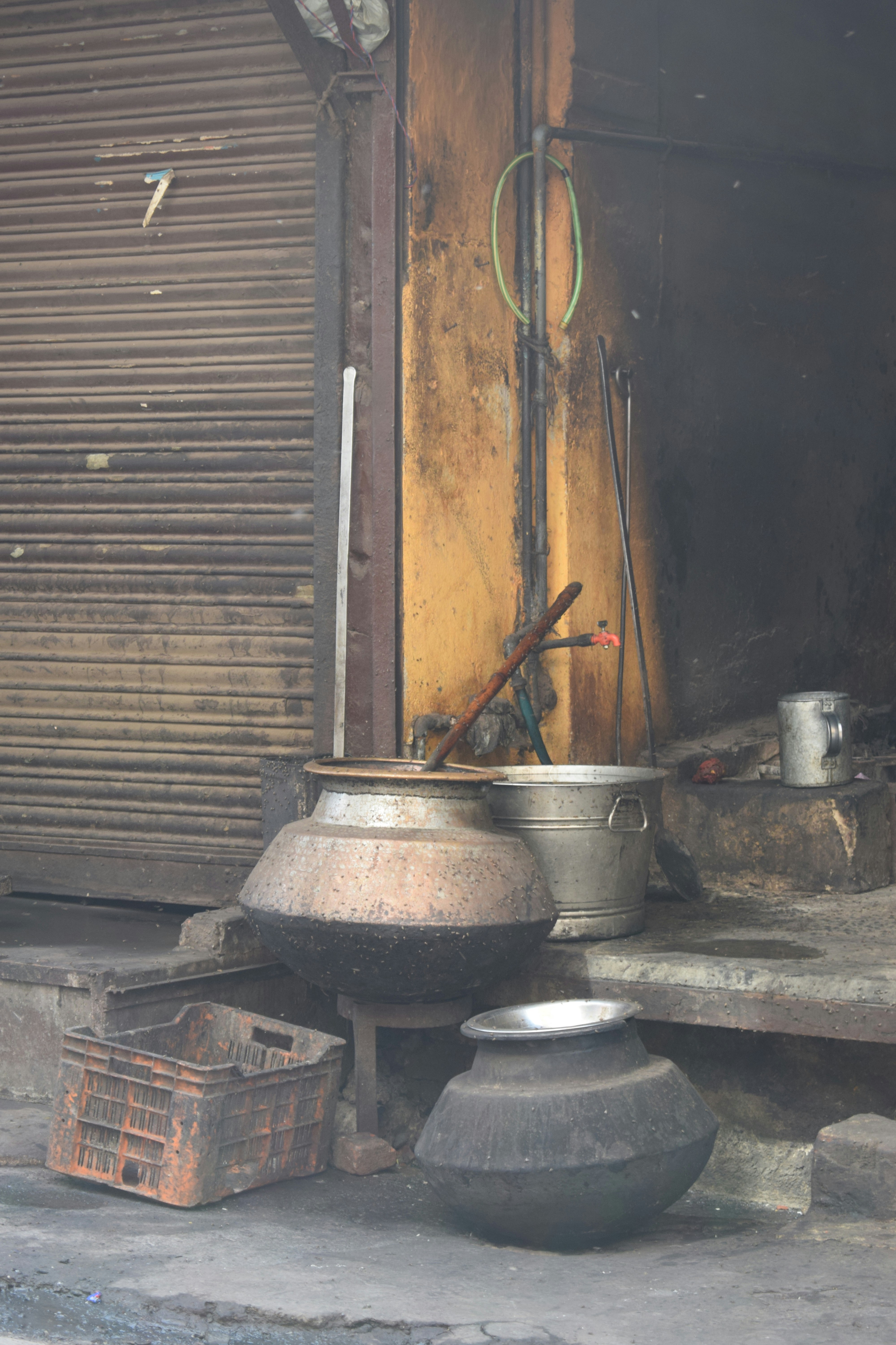 Pots and pans are sitting outside of a building photo – Free Home decor ...