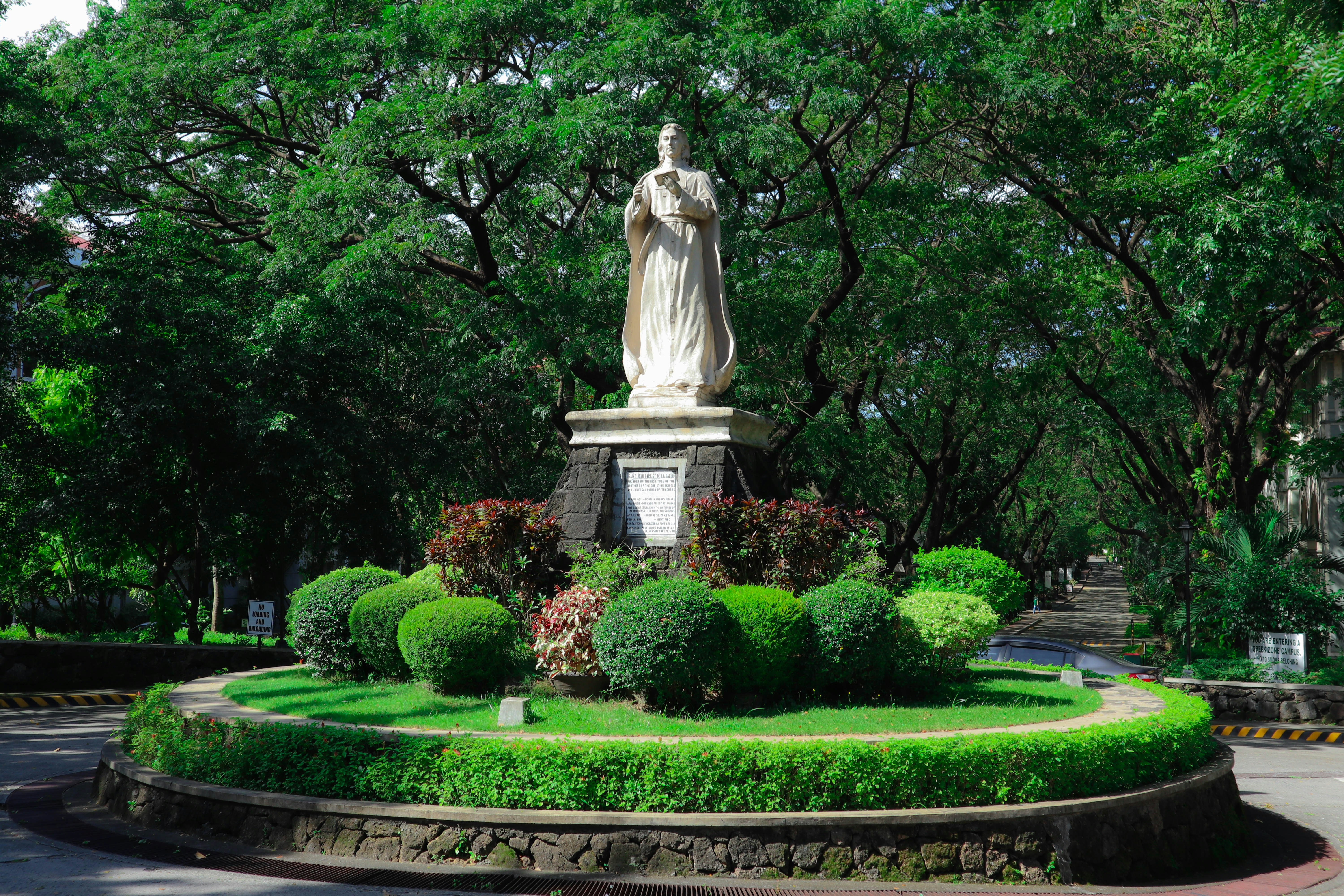 A statue in a park photo – Free Grass Image on Unsplash