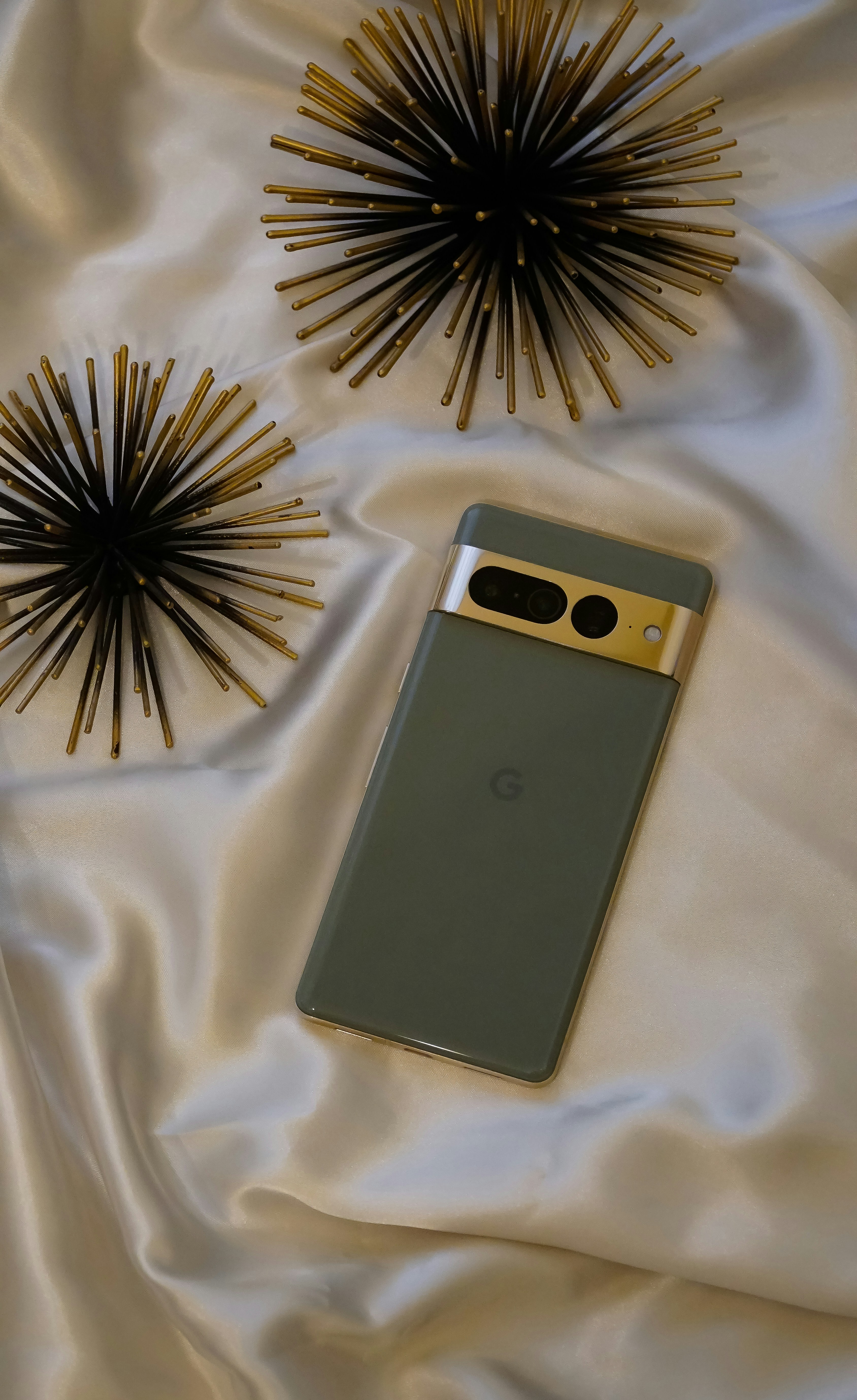 A cell phone on a blanket photo – Free Electronics Image on Unsplash