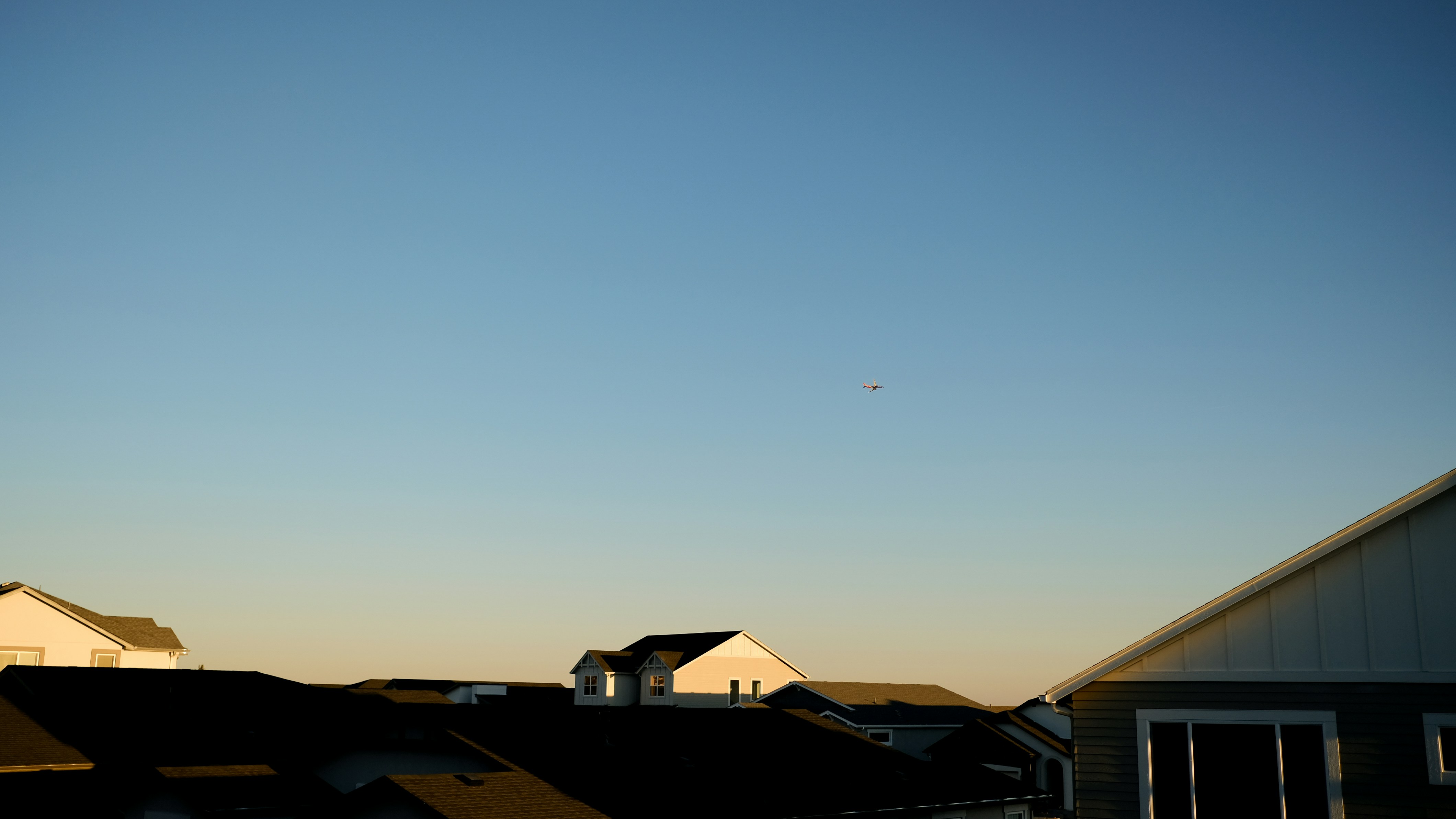 A plane flying over houses photo – Free Colorado Image on Unsplash