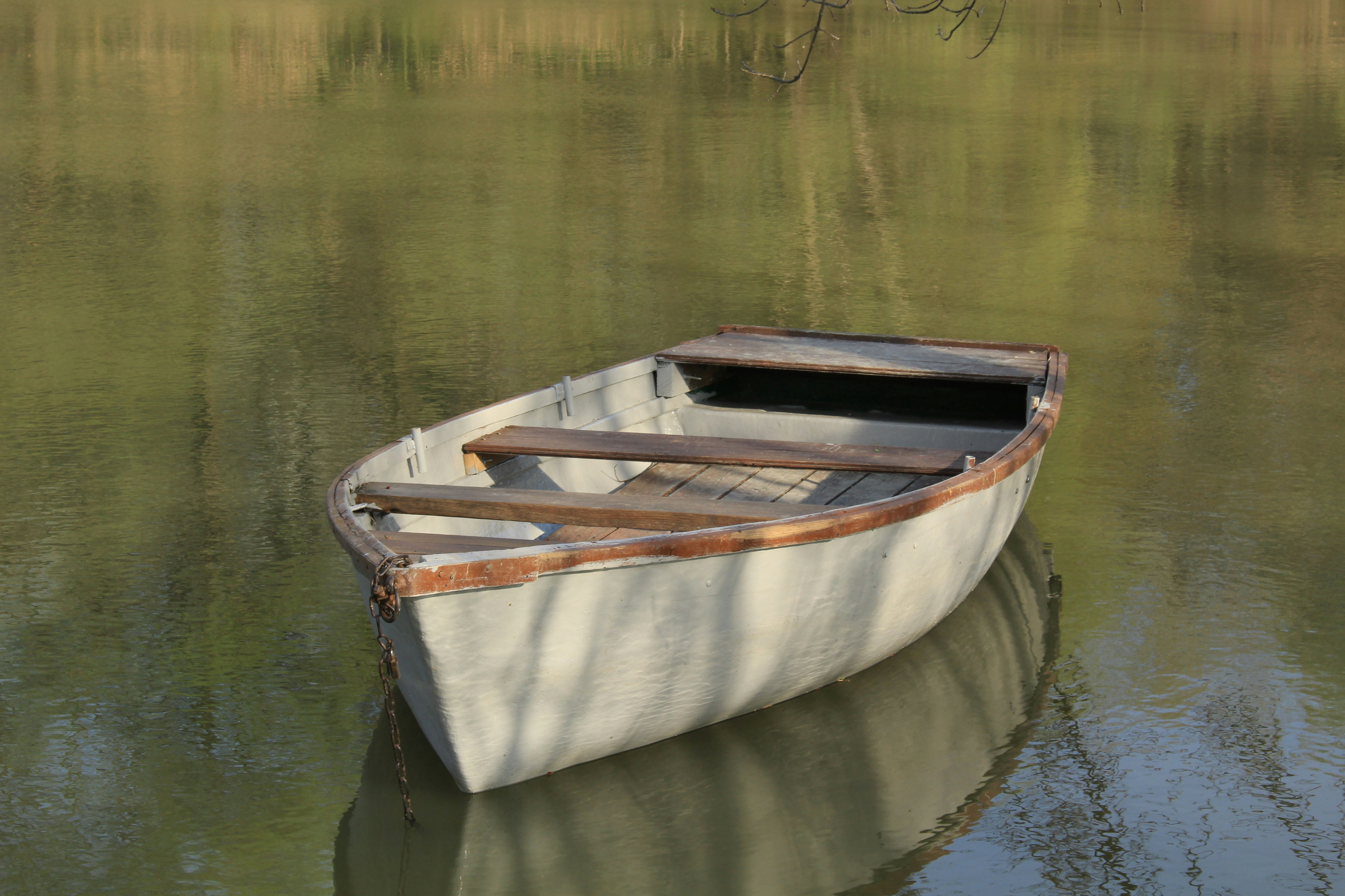 Foto zum Thema Ein Boot sitzt mitten in einem Gewässer – Kostenloses ...