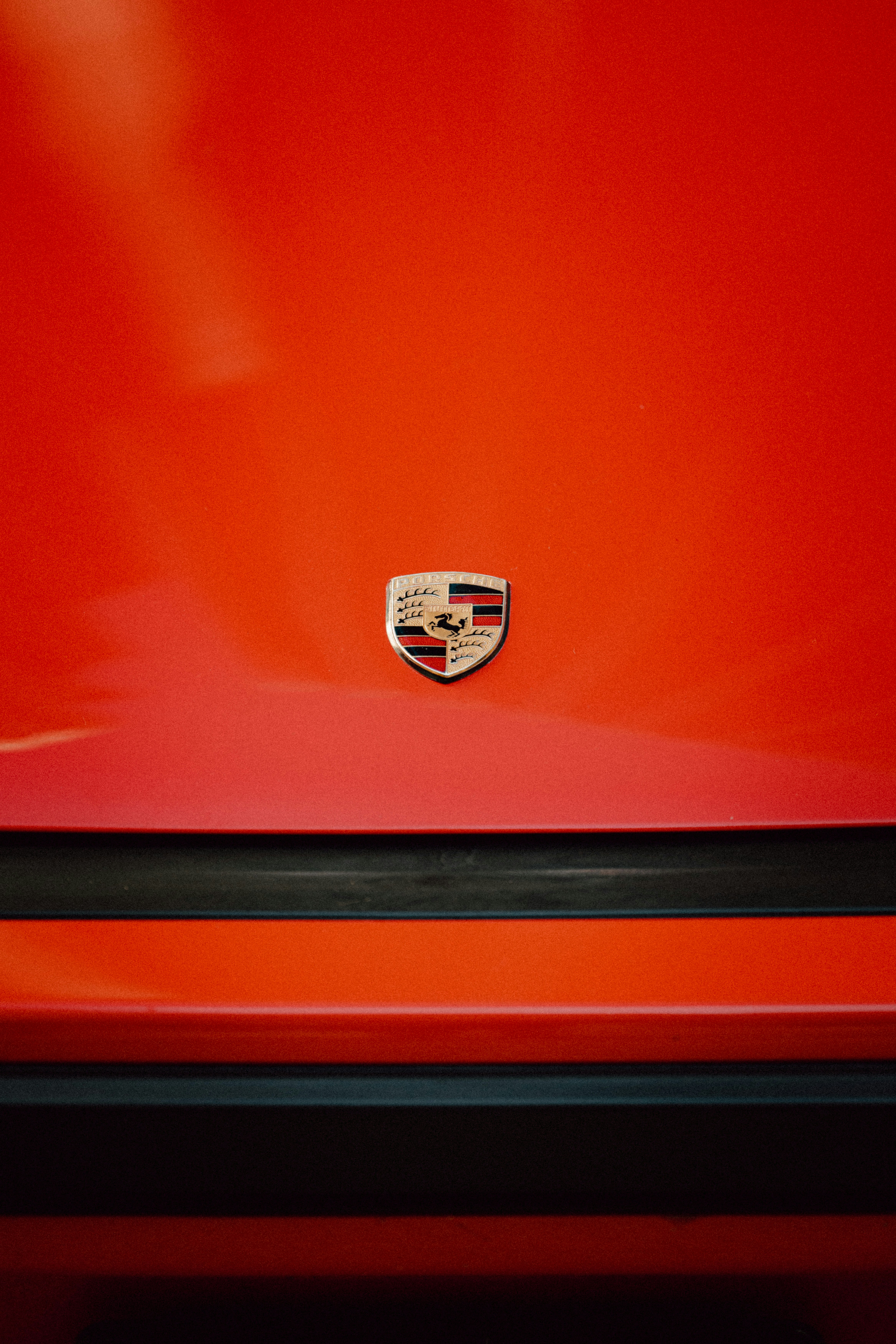 Un logo rouge et blanc photo – Photo Esthétique automobile Gratuite sur ...