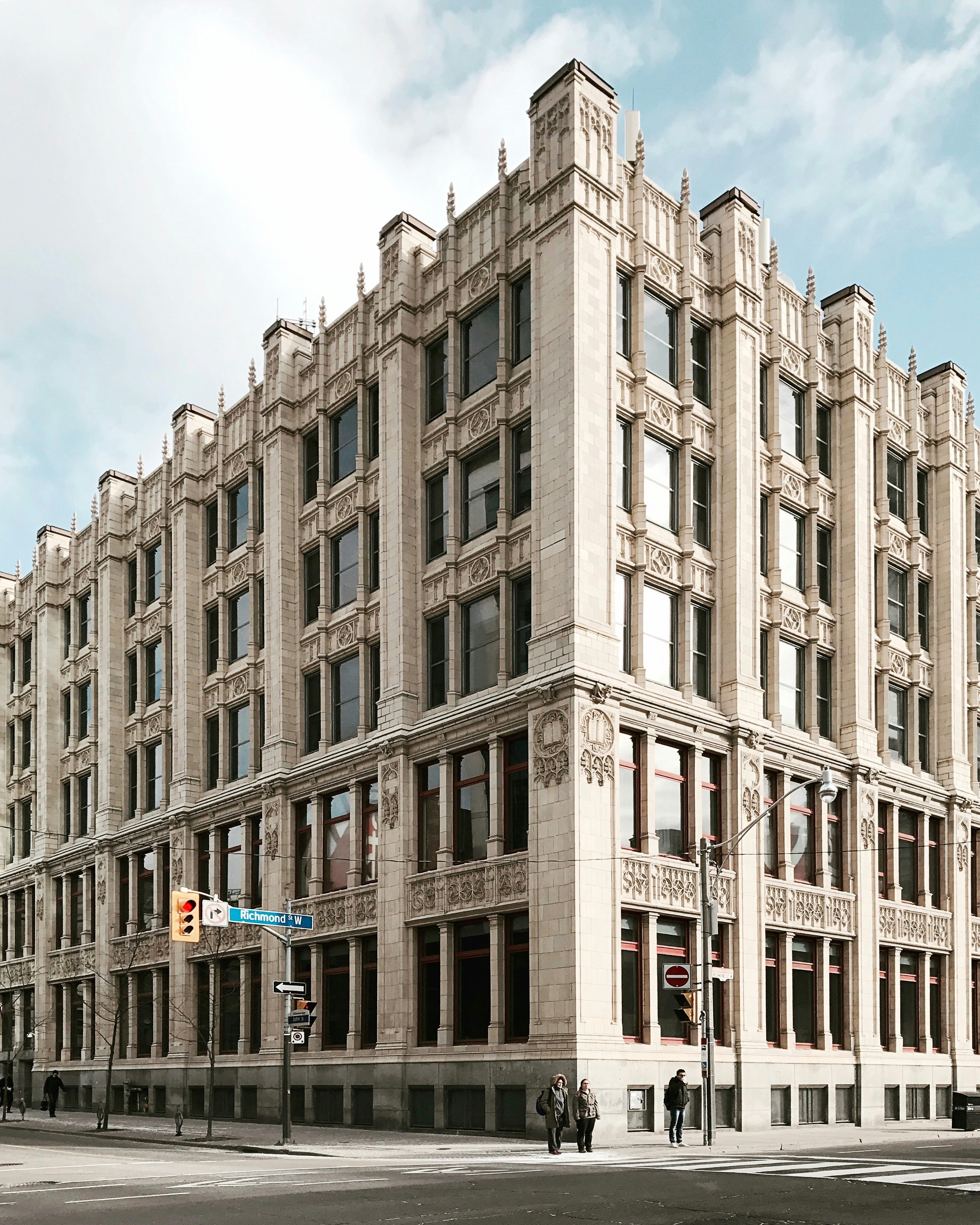 Un grand bâtiment avec de nombreuses fenêtres avec Niagara Mohawk ...