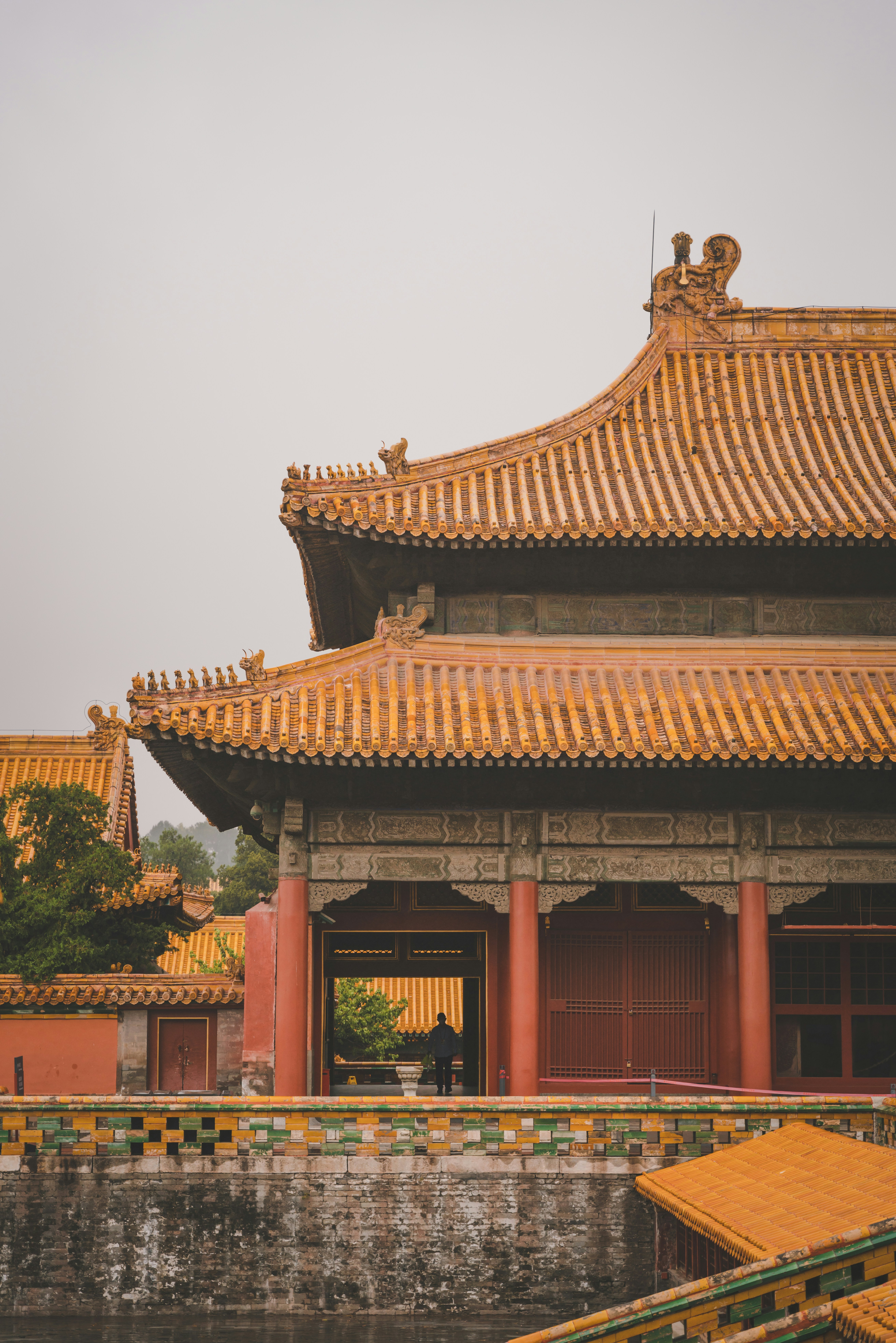 Un bâtiment avec un grand toit photo – Photo Imeuble Gratuite sur Unsplash