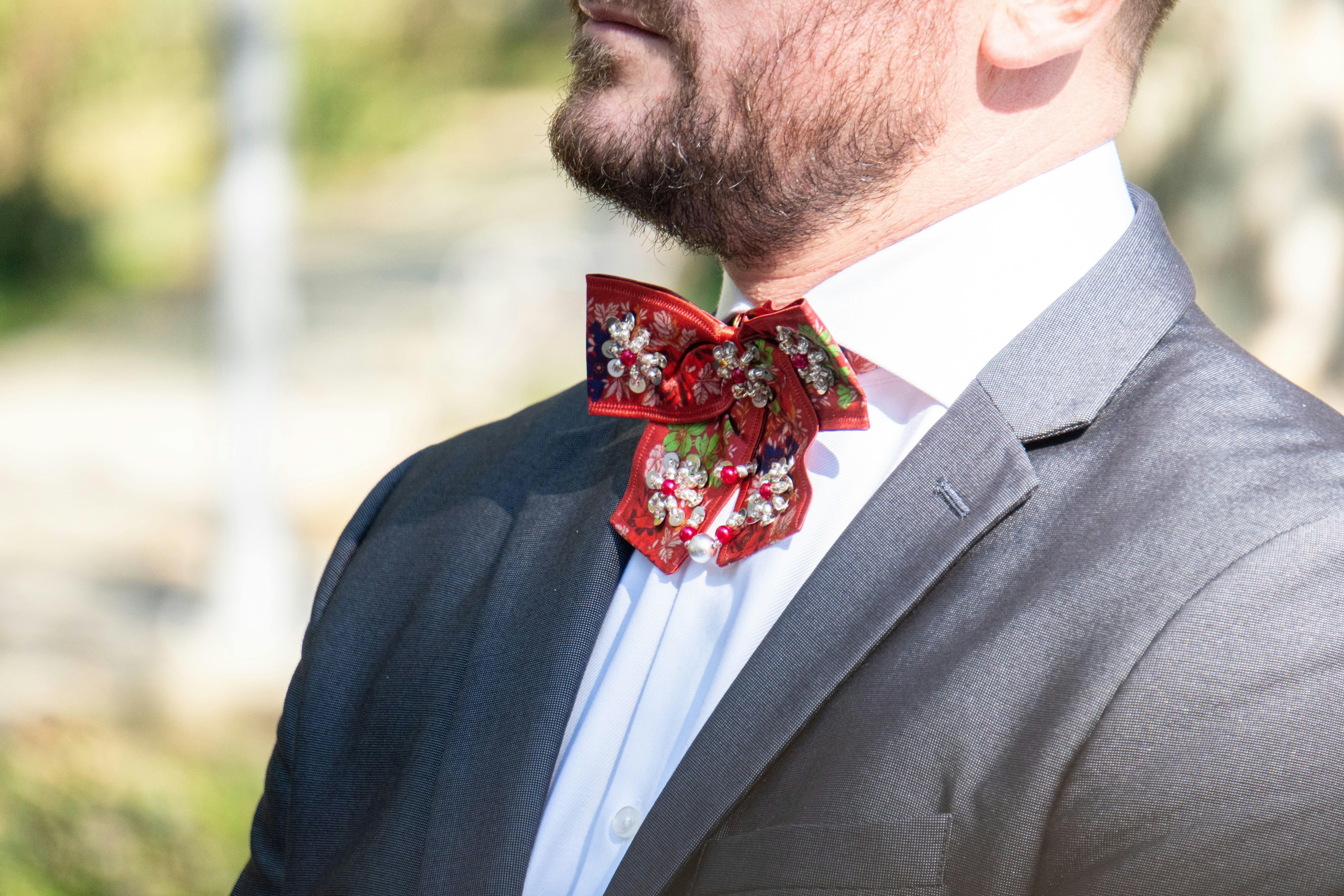 Foto Un hombre con traje y corbata – Imagen Croacia gratis en Unsplash