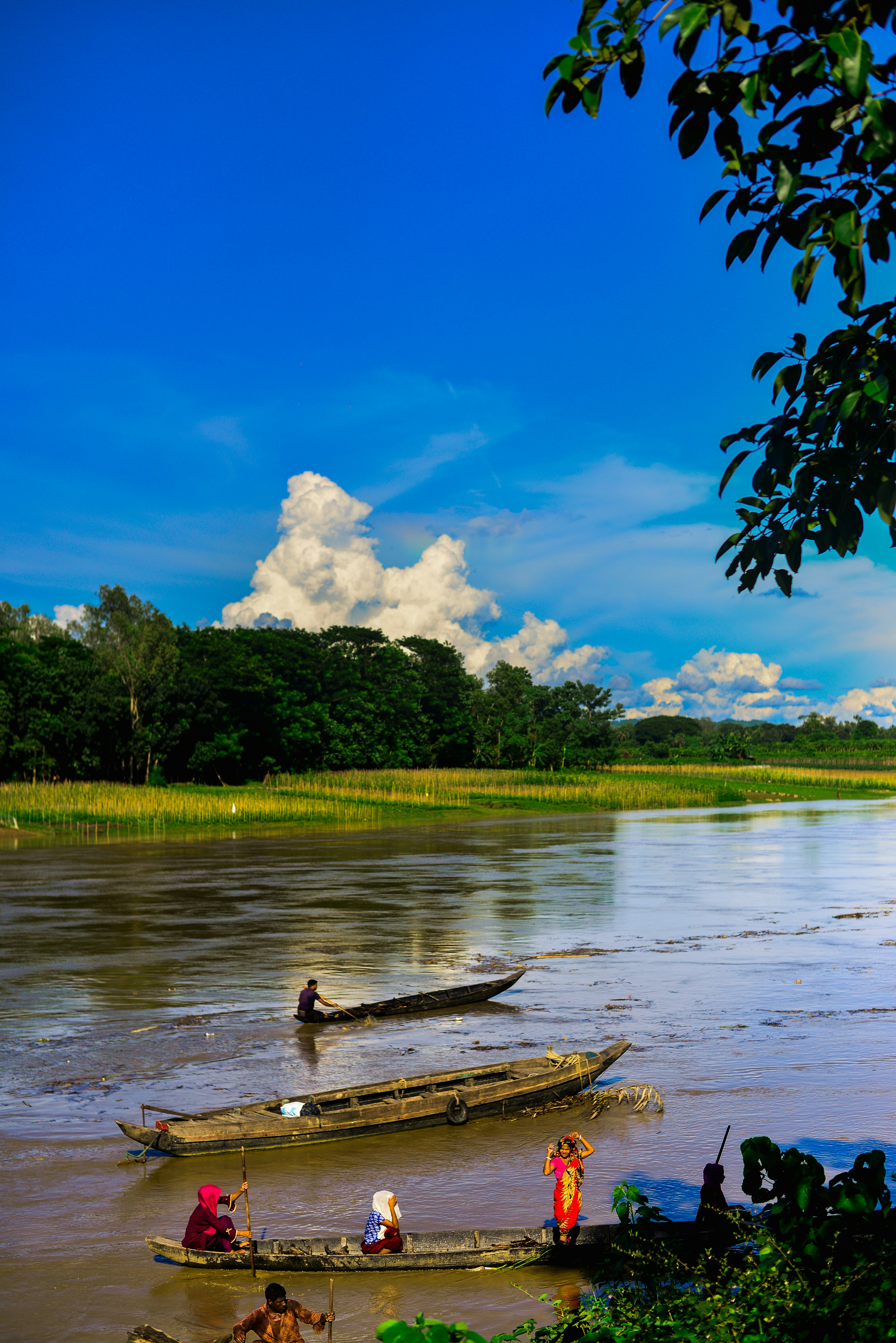 Foto Un grupo de personas en botes en un río – Imagen Al aire libre ...