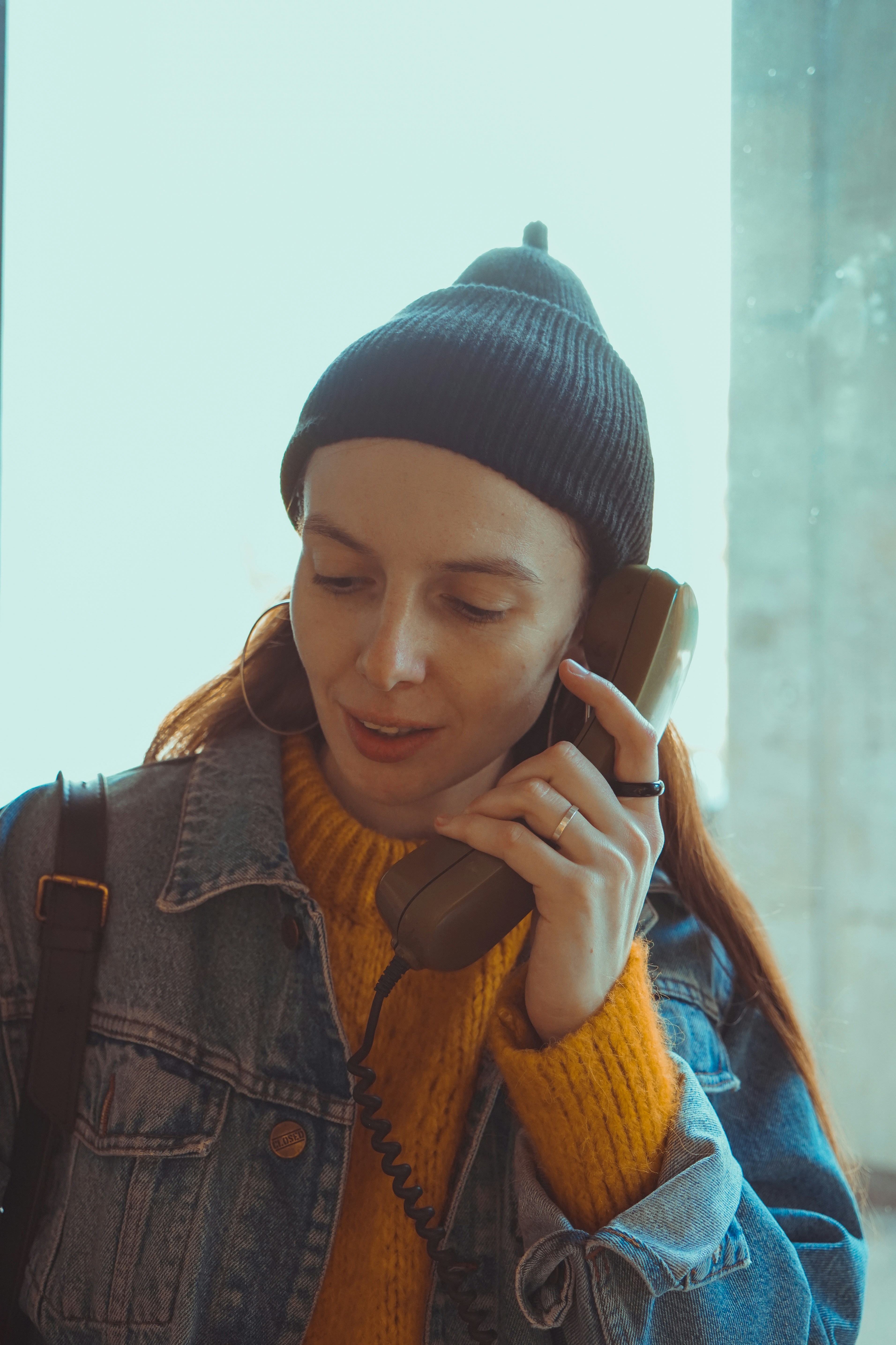 Une personne qui parle au téléphone cellulaire photo – Photo Ukraine ...