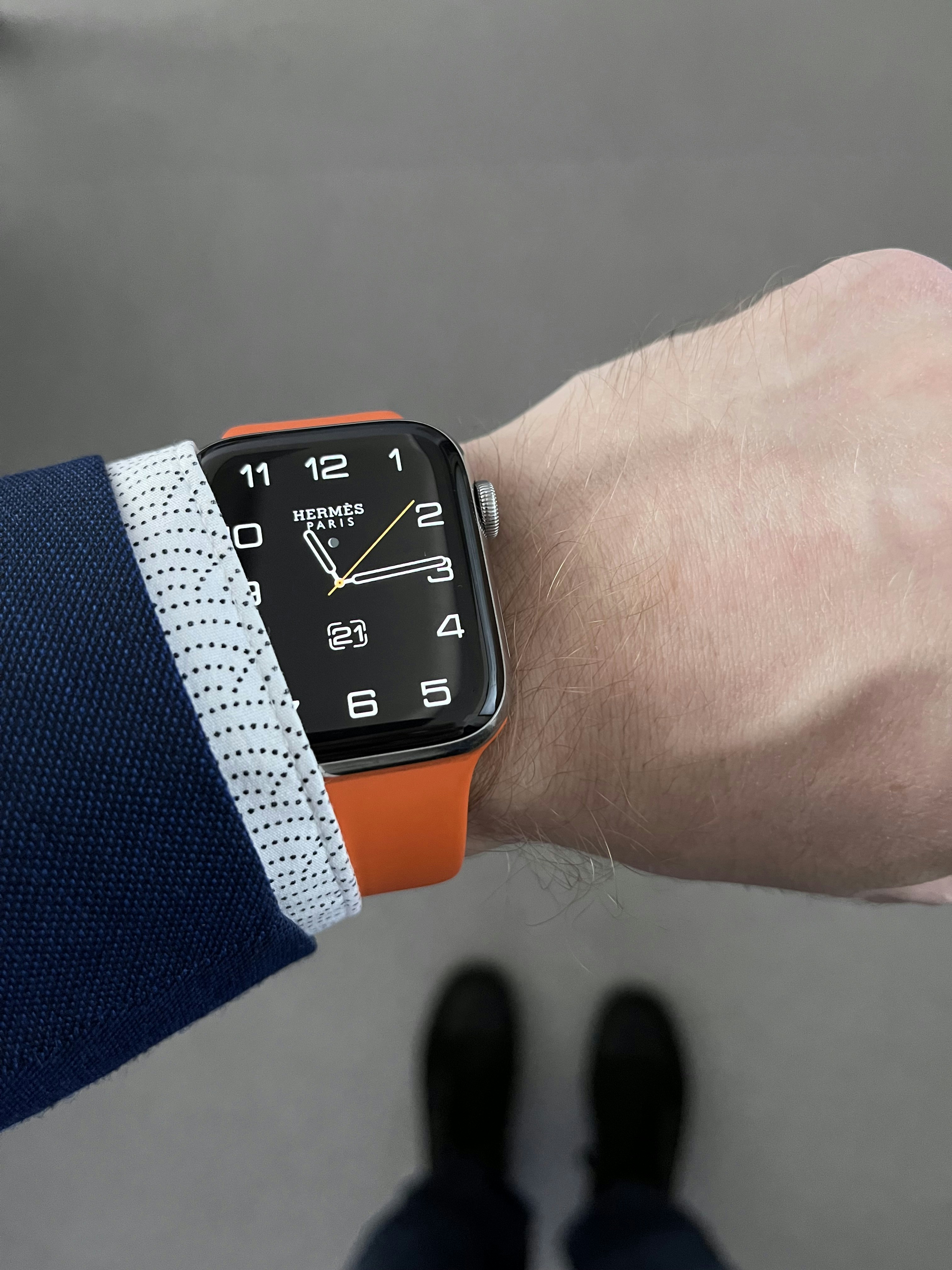 Foto Una persona sosteniendo un reloj – Imagen Reloj inteligente gratis ...