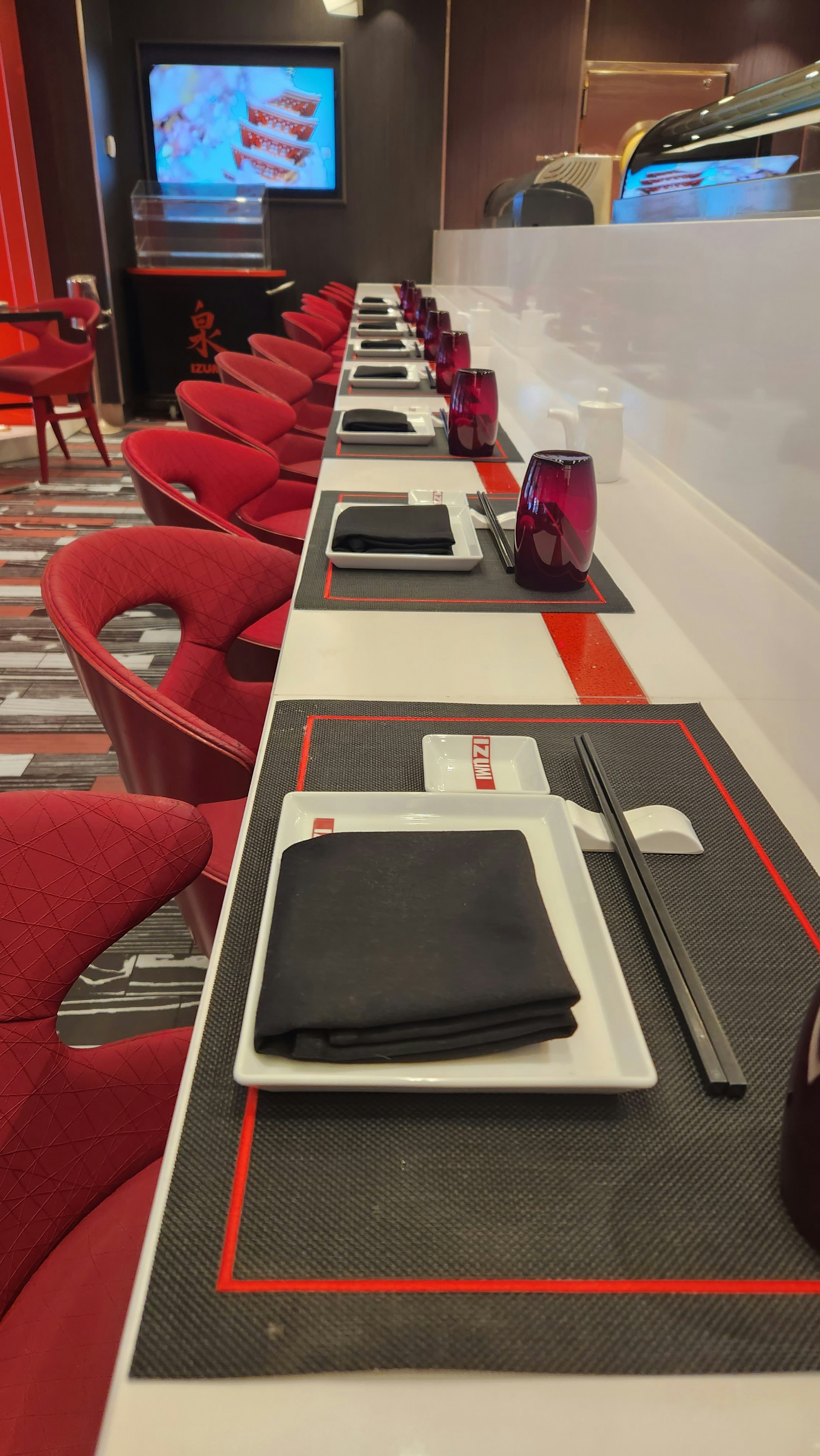 Une table avec un ordinateur portable et une tablette dessus photo ...