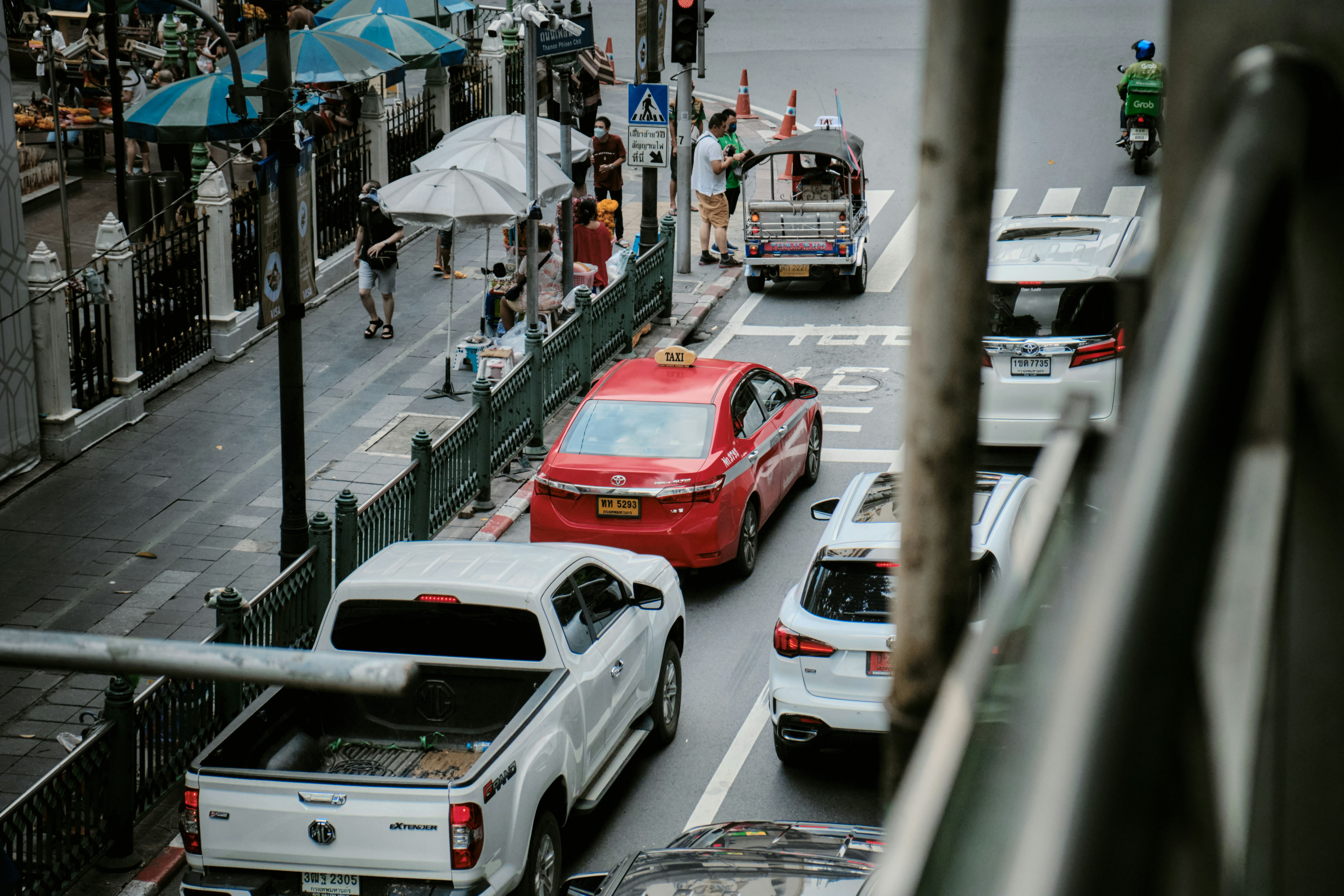 Foto Un grupo de coches son detenidos en un semáforo – Imagen Persona ...