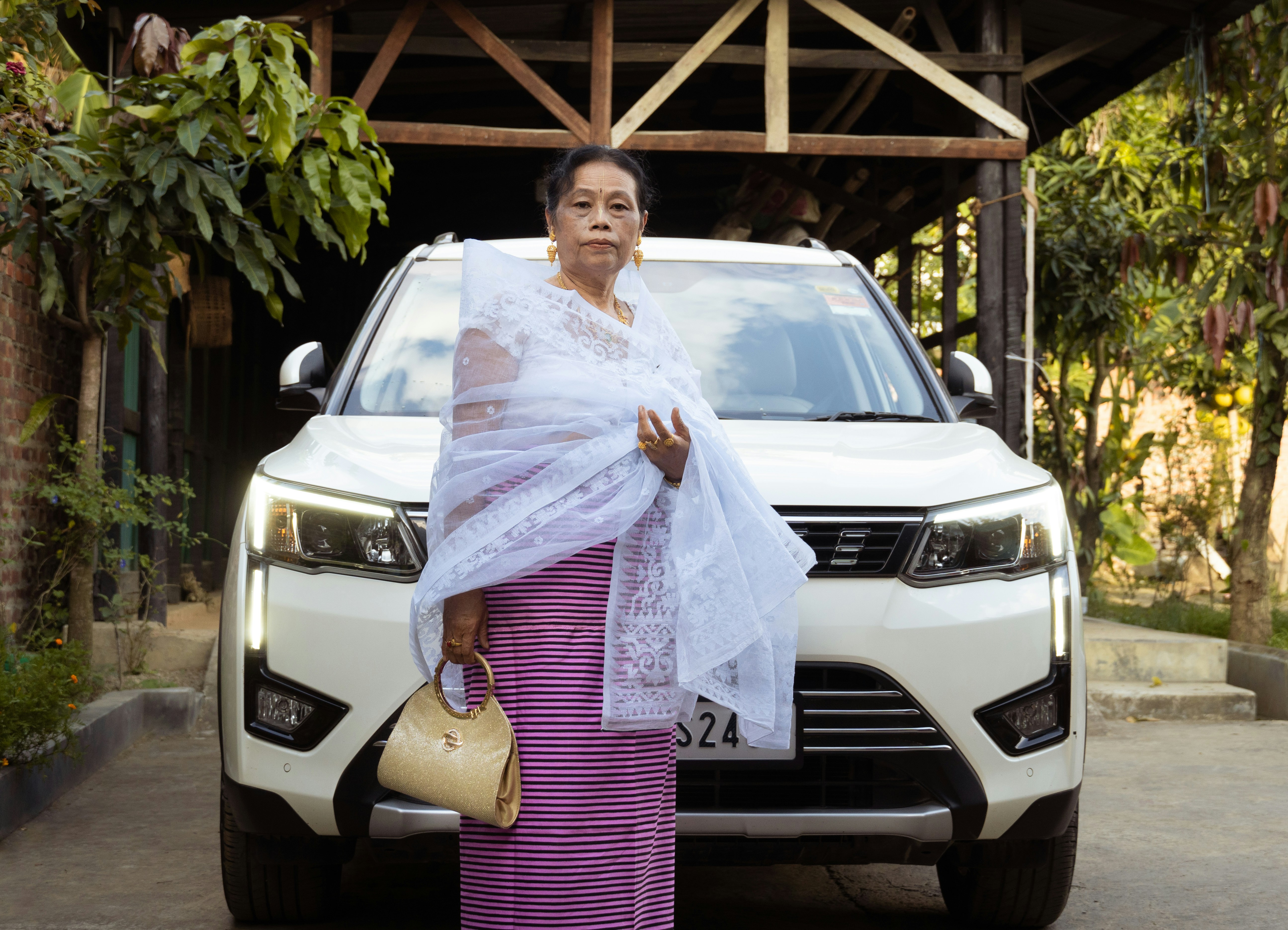 Foto Una persona que sostiene una bolsa – Imagen Thangmeiband hijam ...