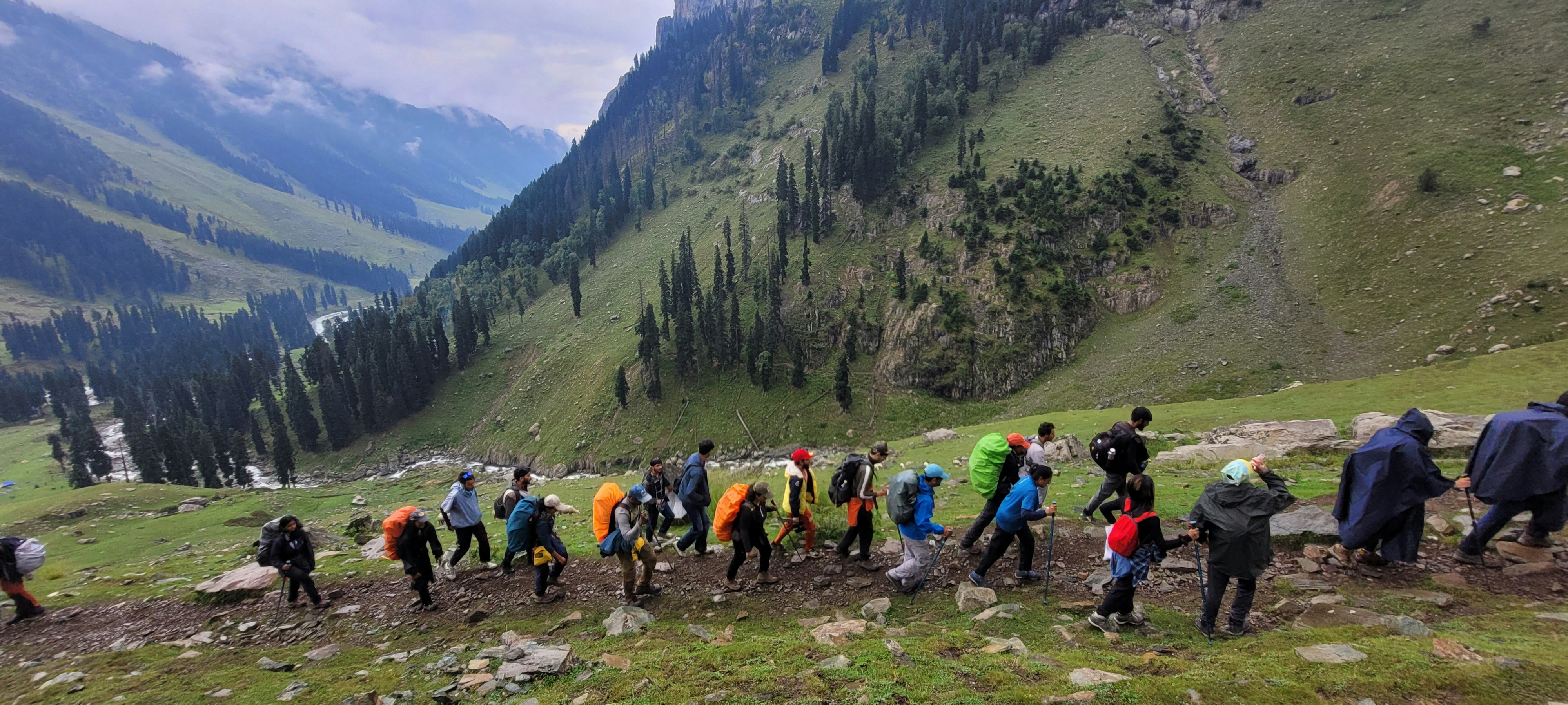 A group of people hiking photo – Free Pahalgam Image on Unsplash