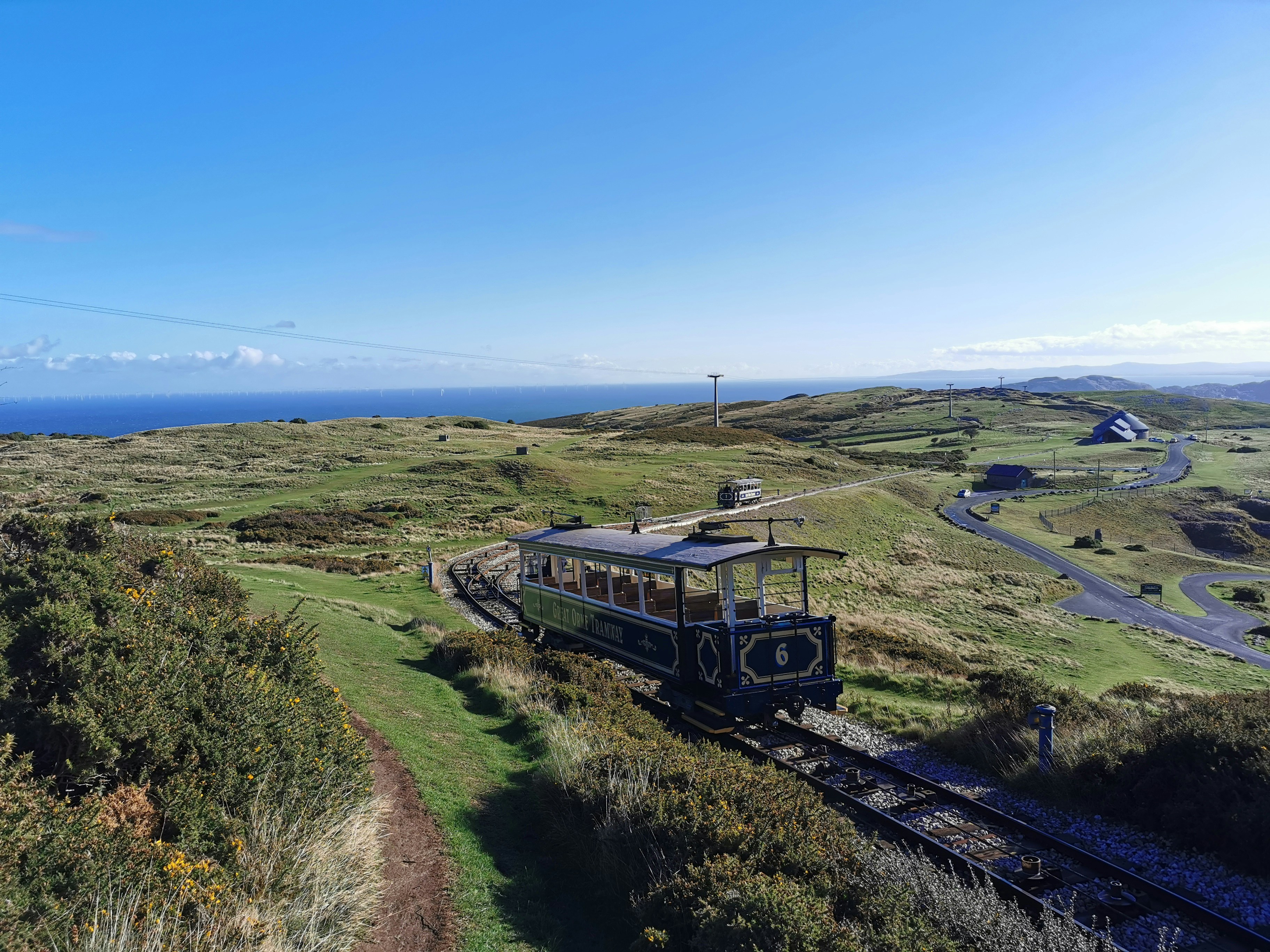 A train on a track photo – Free Train track Image on Unsplash