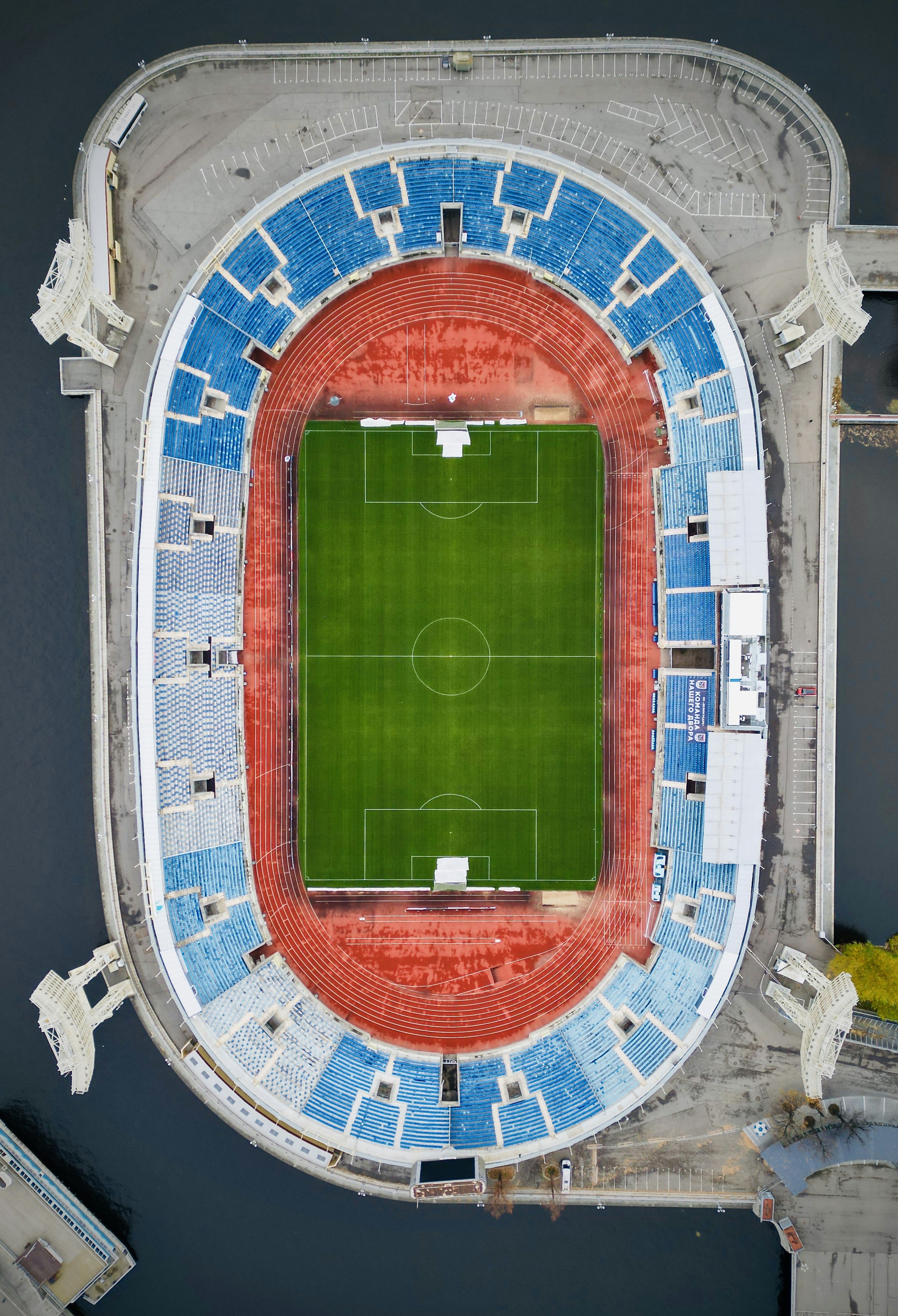 A circular building with a green circle in the center photo – Free ...