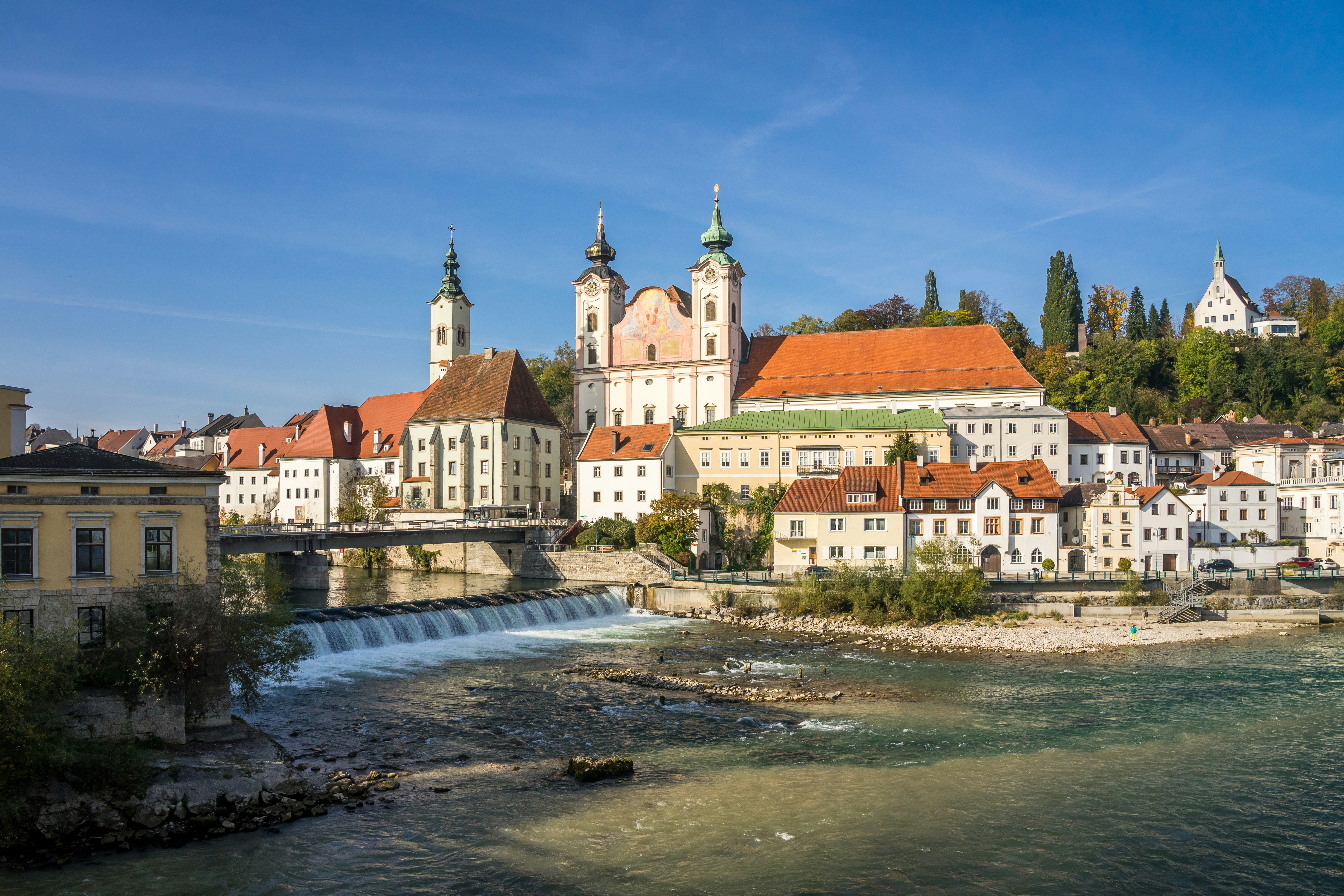 A town next to a river photo – Free Steyr Image on Unsplash