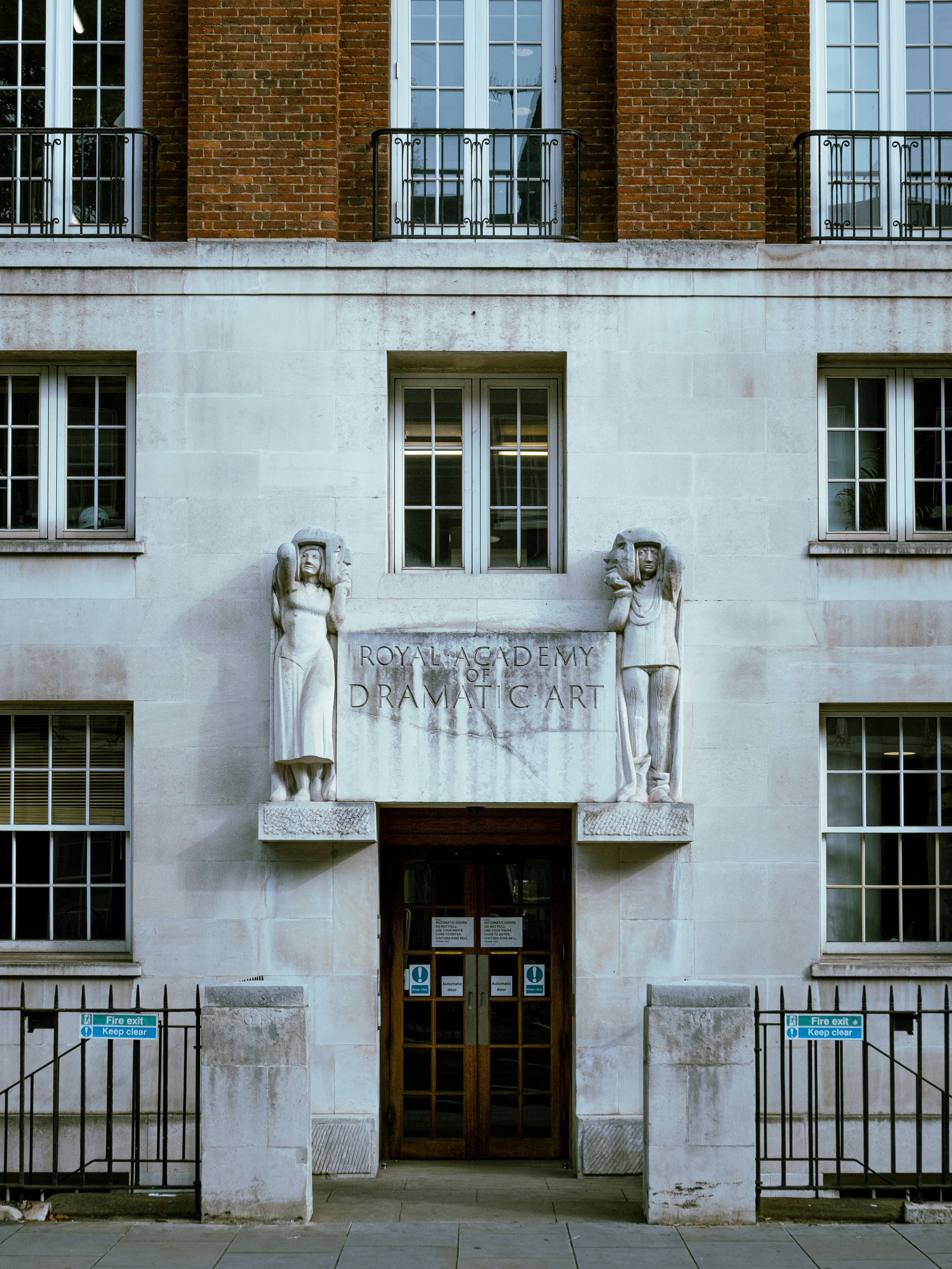 A building with statues on the front photo – Free London Image on Unsplash