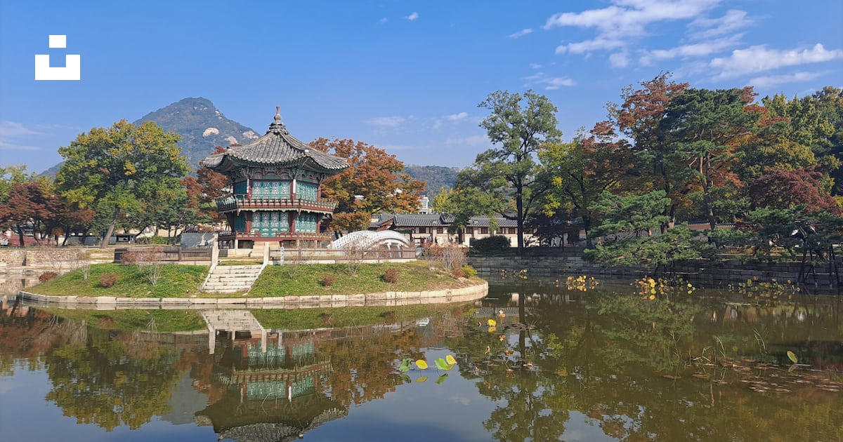 배경에 건물이 있는 연못 사진 Unsplash의 무료 경복궁 이미지