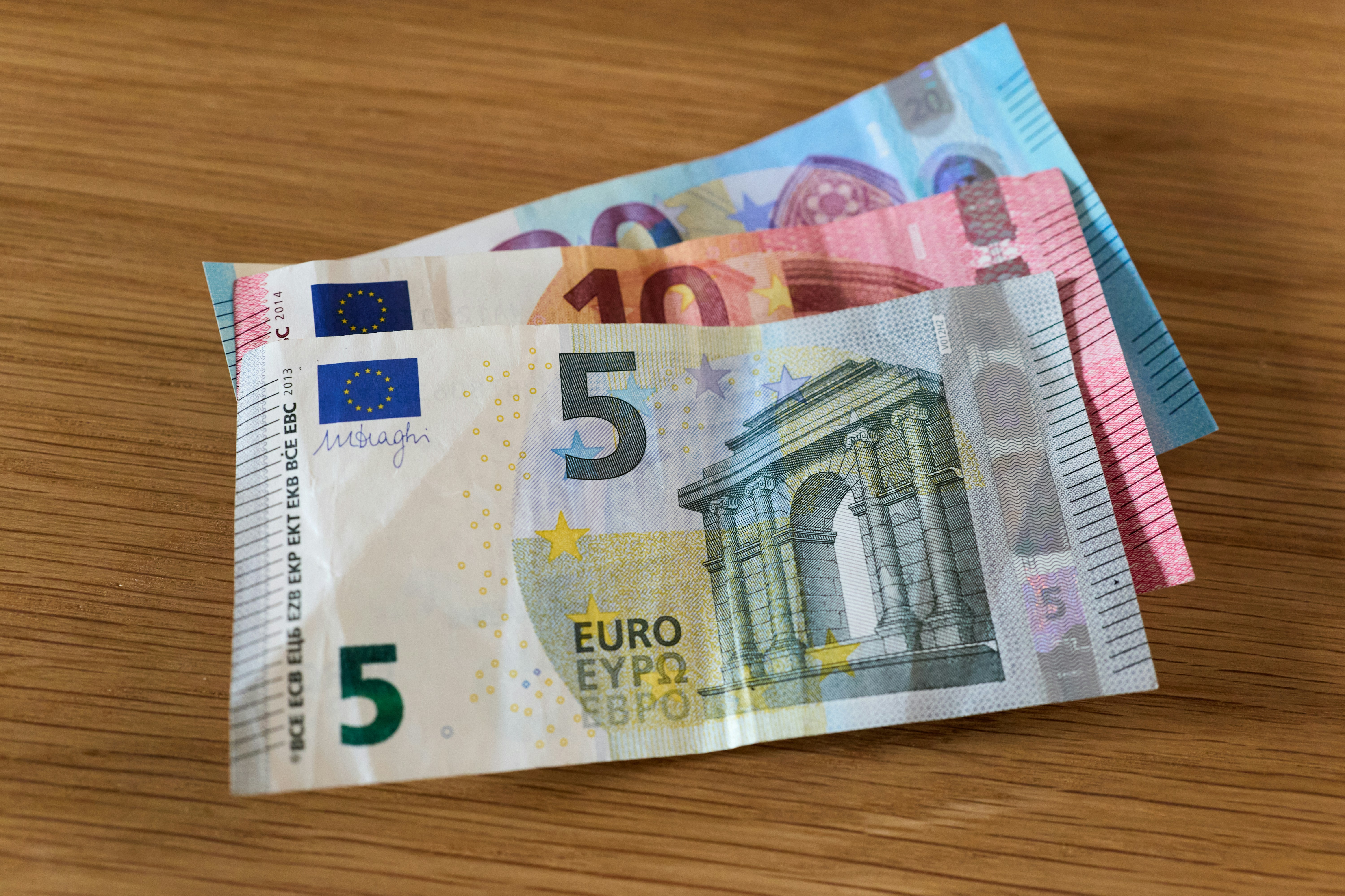 A close-up of a paper money photo – Free Geld Image on Unsplash