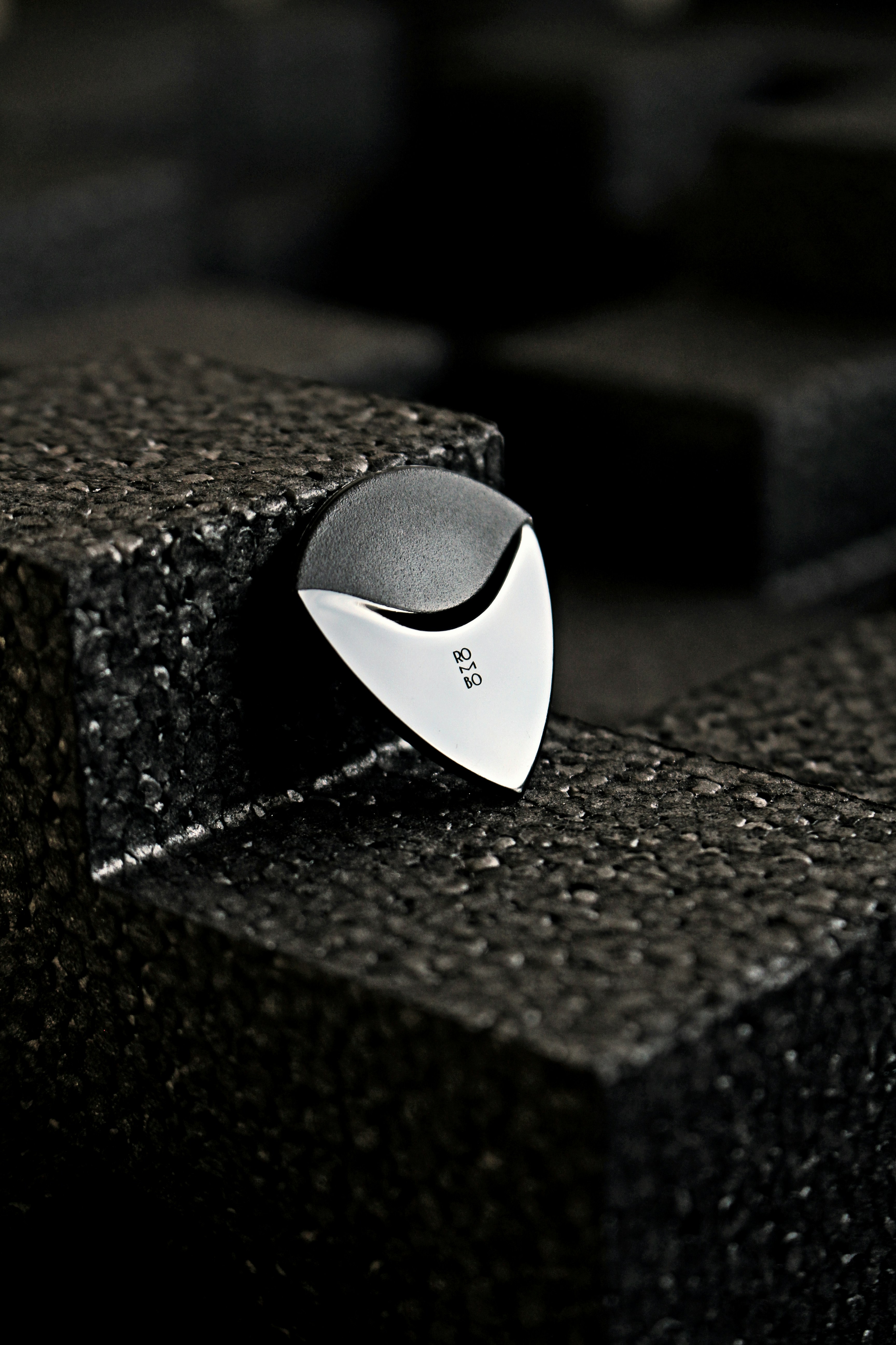 A ring on a stone photo – Free Plectrum Image on Unsplash