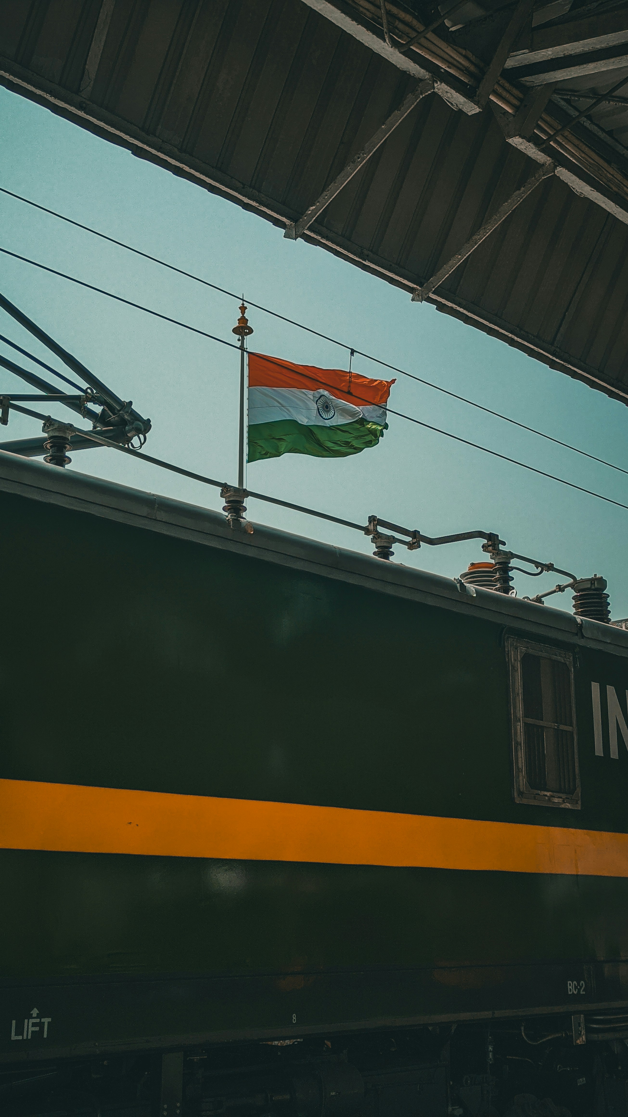 Una bandera en un poste foto – Imagen de Bandera gratuita en Unsplash