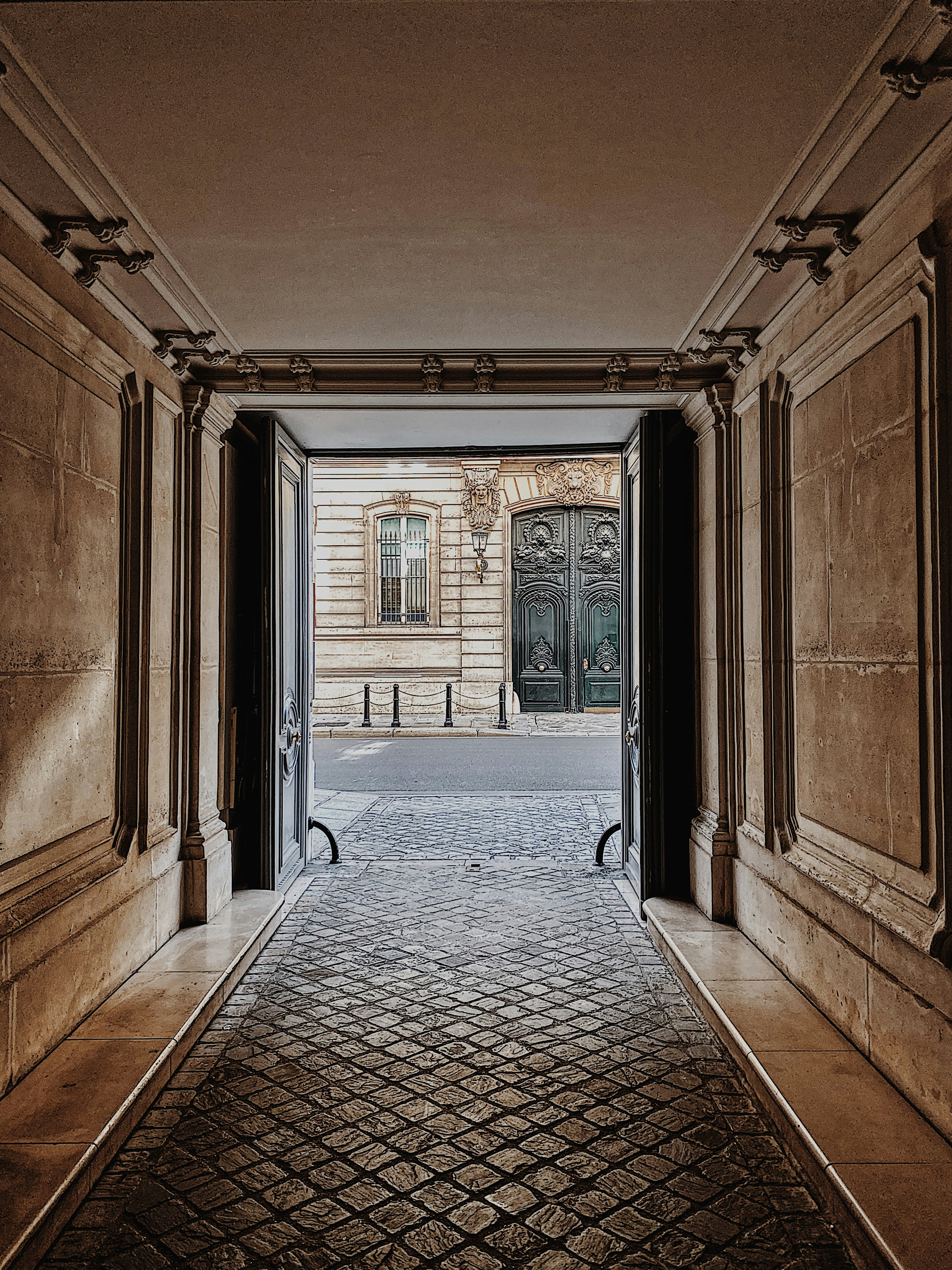 A hallway with a stone floor photo – Free Flooring Image on Unsplash