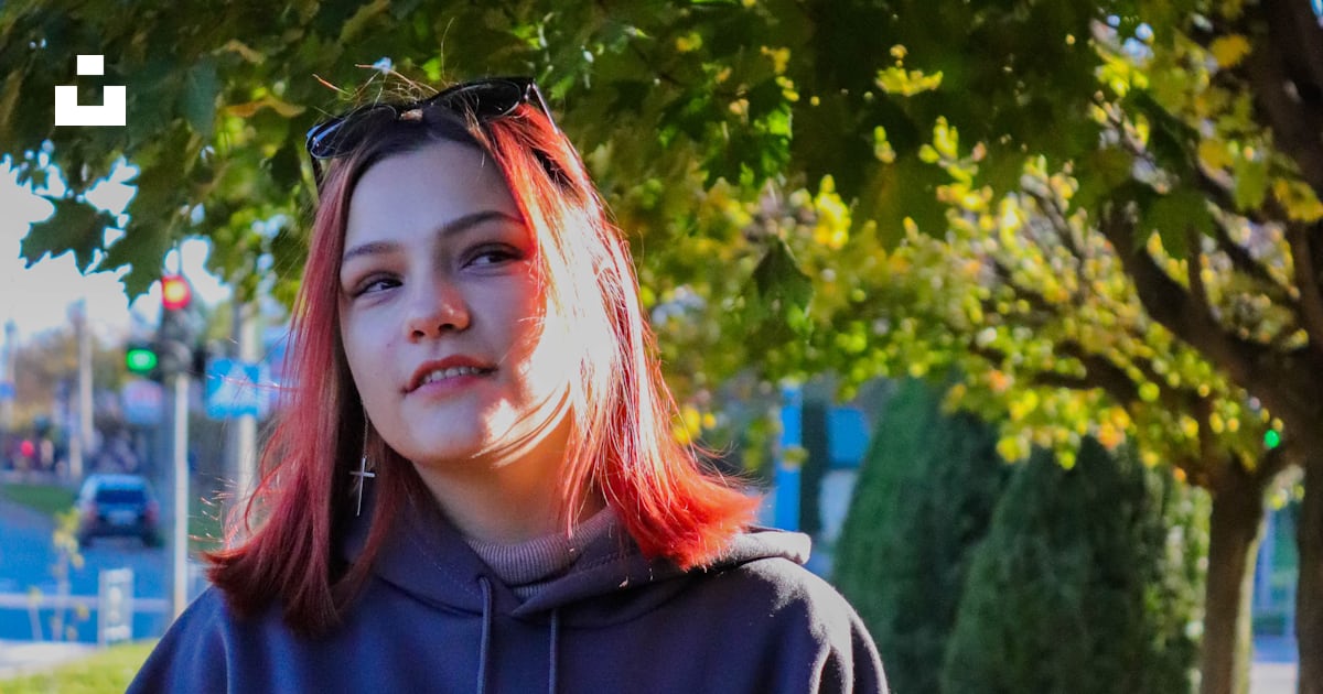 Foto Una Persona Parada Debajo De Un árbol Imagen Pelirrojo Gratis En