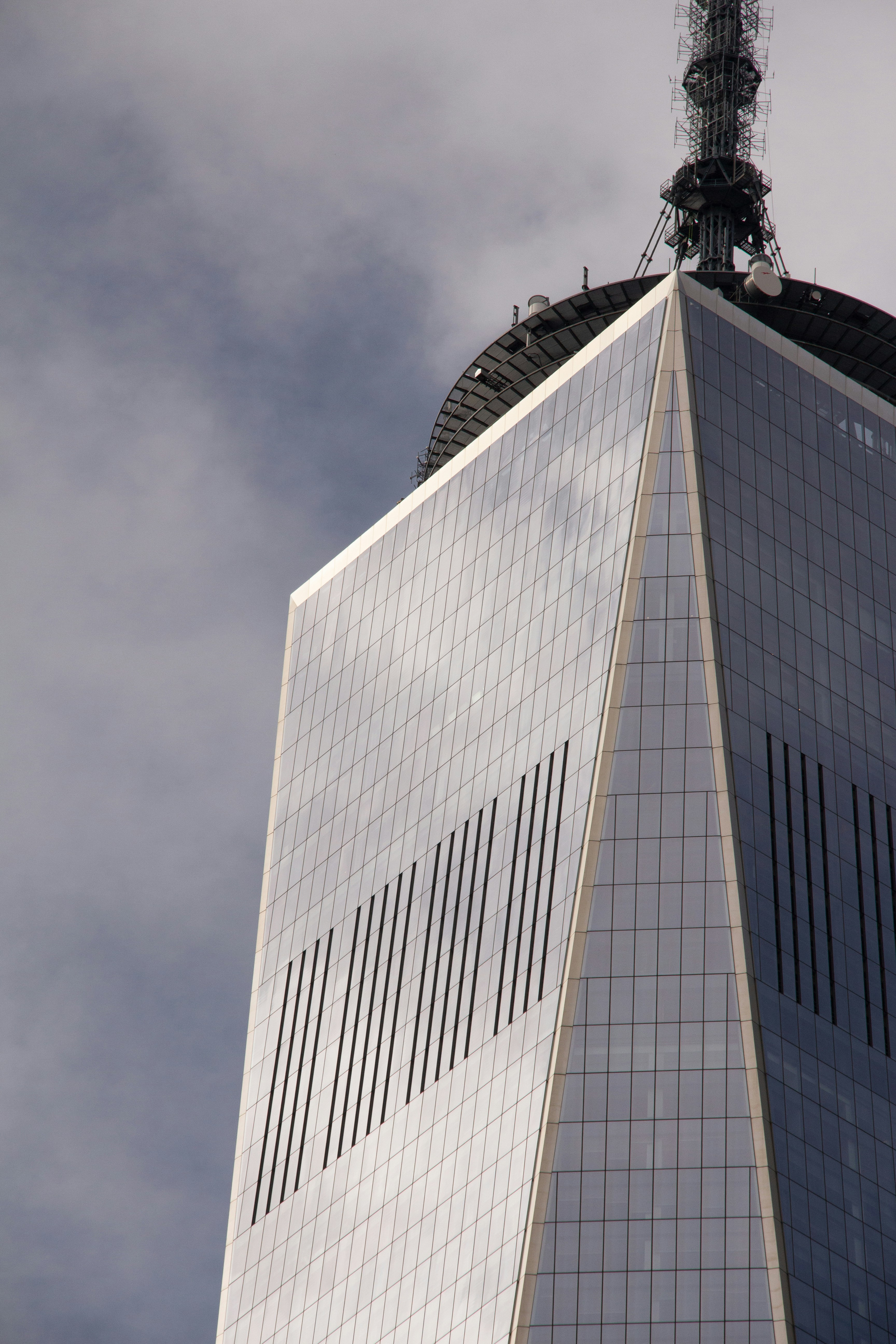 Un grand bâtiment avec une tour photo – Photo Centre du commerce ...