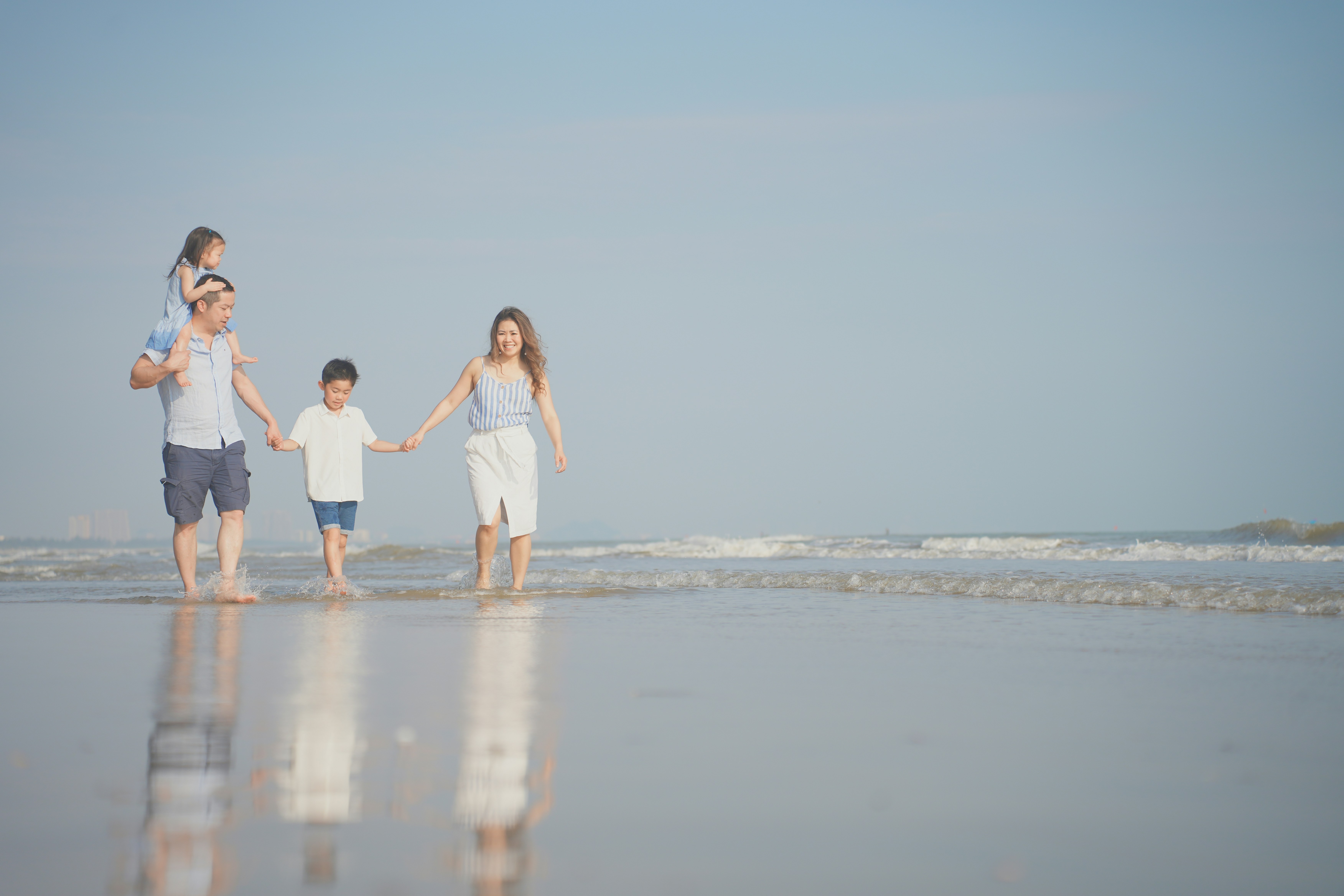 A group of people walking on a beach photo – Free Human Image on Unsplash
