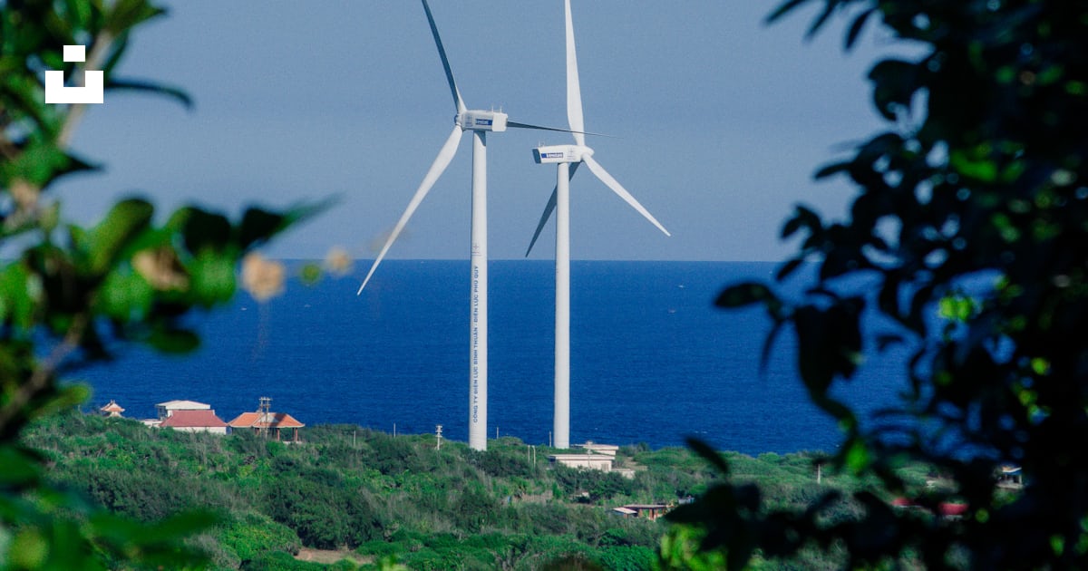 Eine Gruppe Von Windkraftanlagen Foto Kostenloses Bild Zum Thema