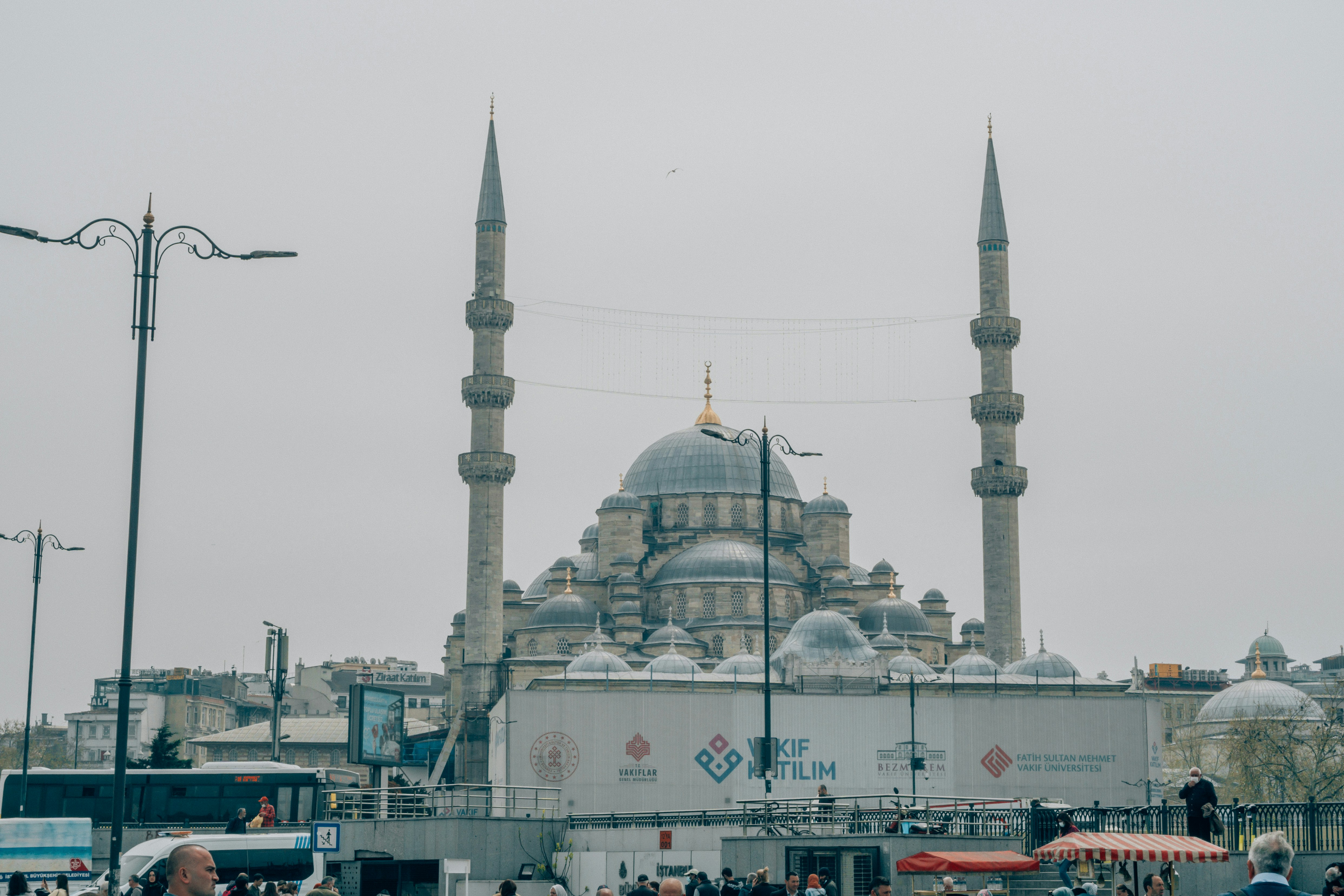 Foto zum Thema Ein großes Gebäude mit Türmen – Kostenloses Bild zu ...