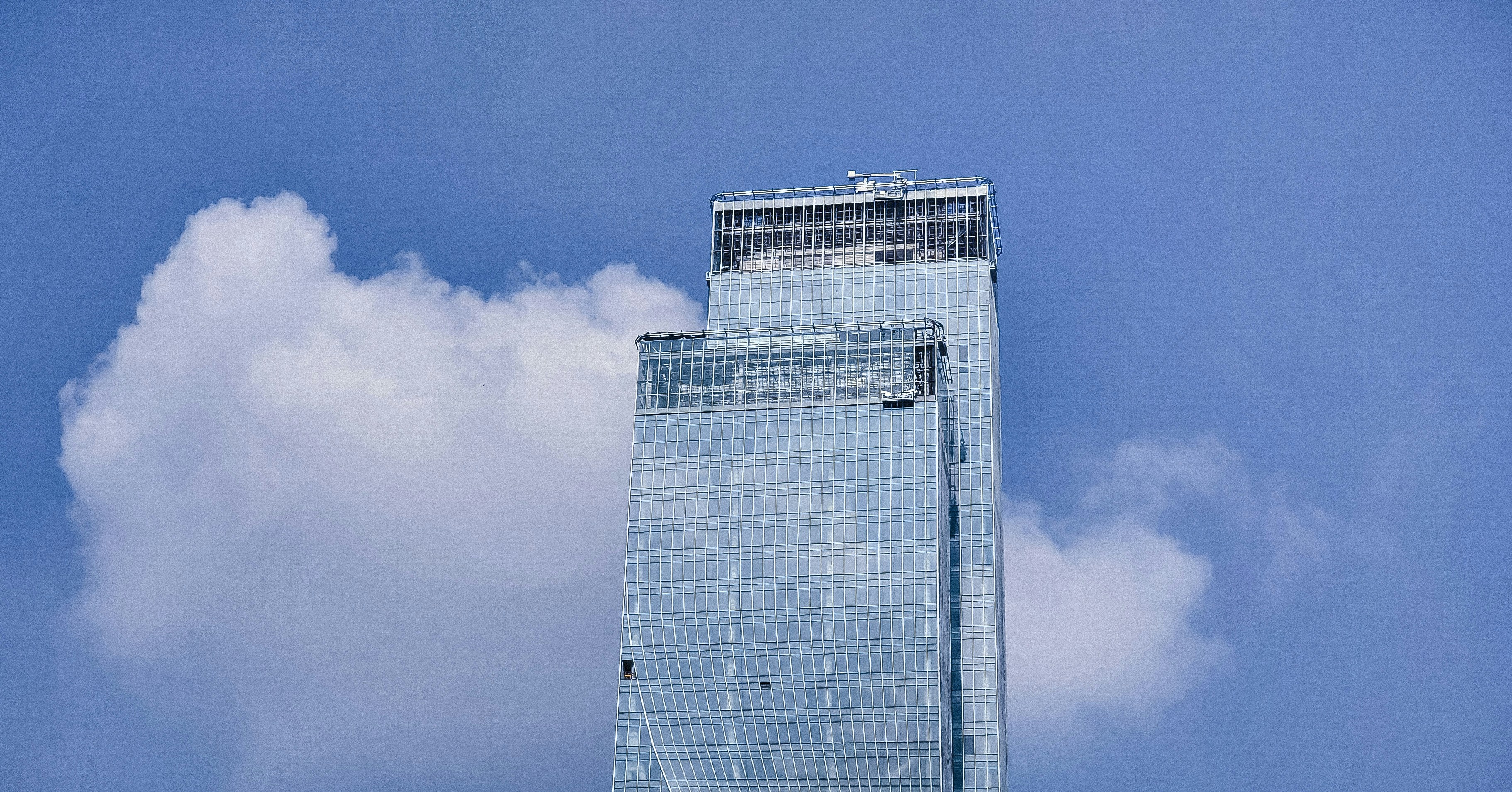A tall building with clouds in the sky photo – Free China Image on Unsplash