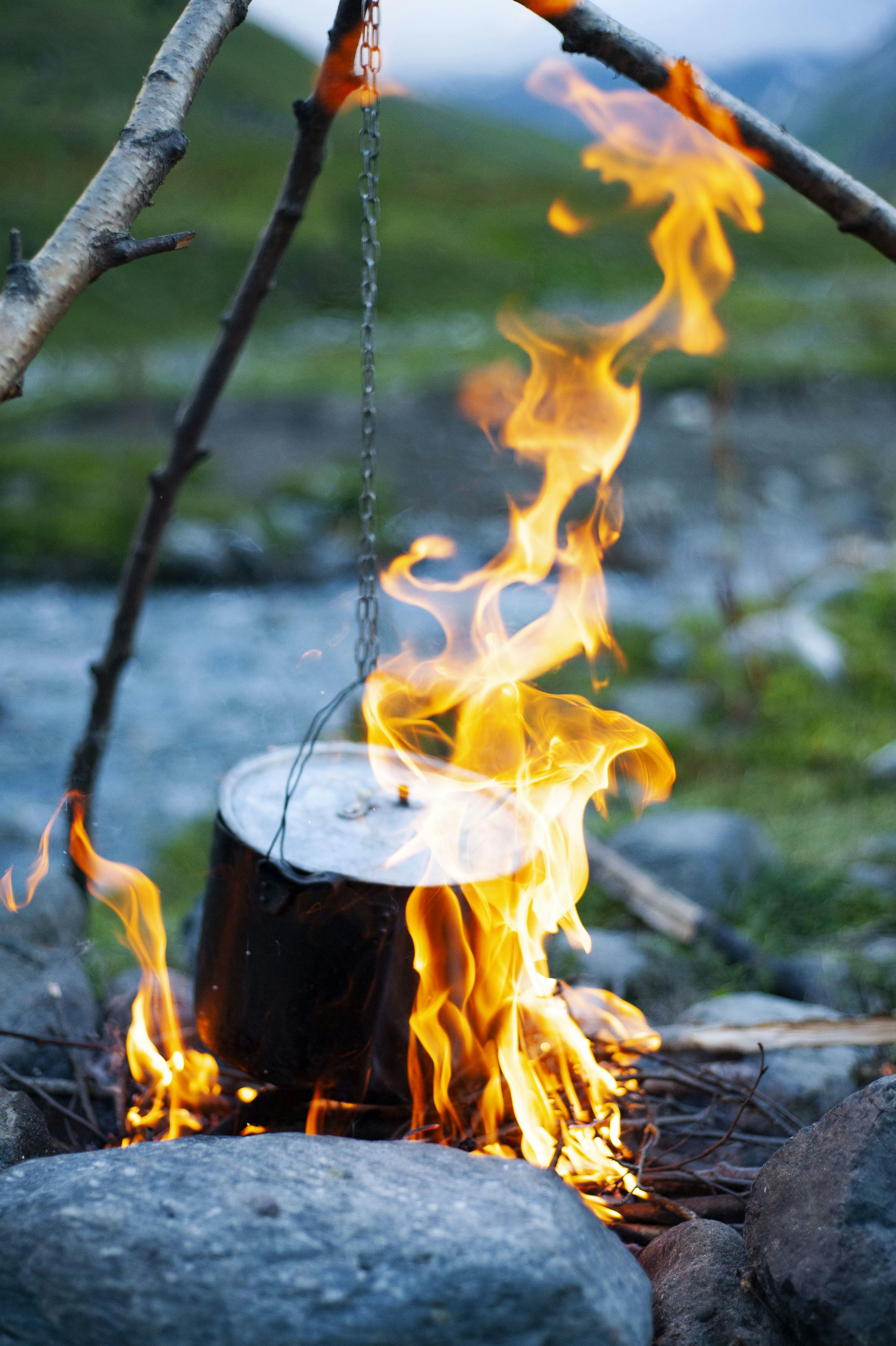 Un pozo de fuego con un fuego en él foto – Imagen de Fuego gratuita en ...
