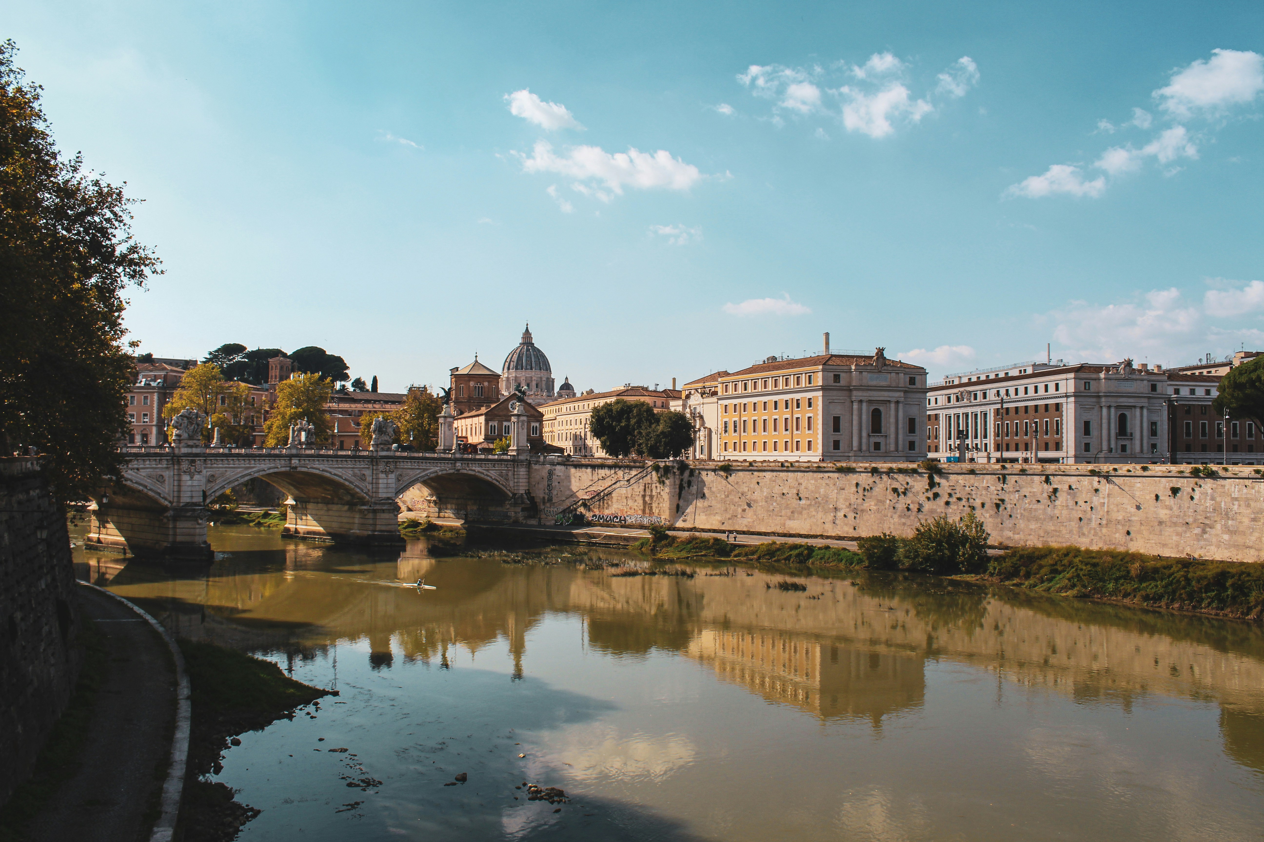 Un pont sur une rivière avec des bâtiments sur le côté photo – Image ...