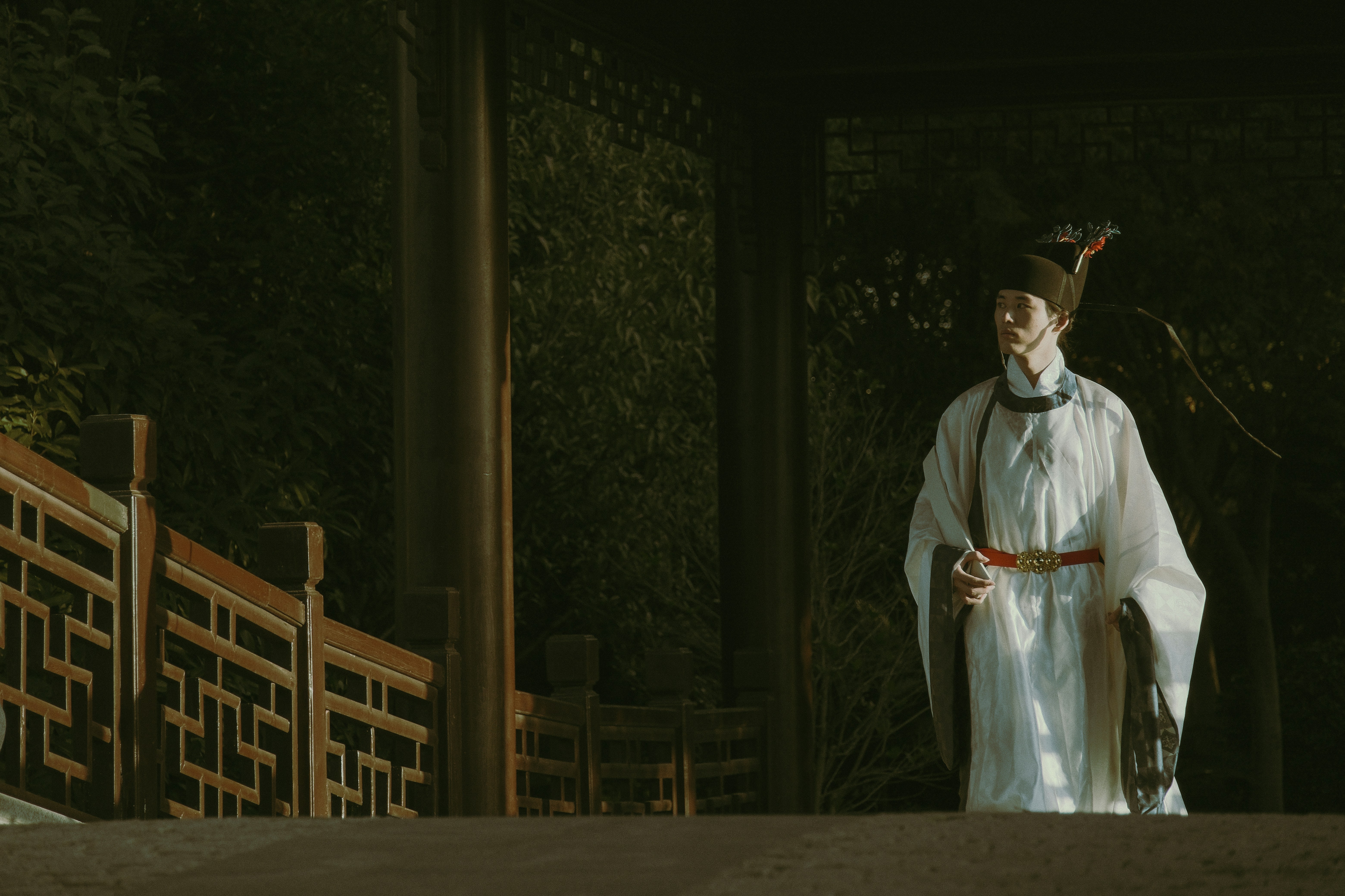 A man in a white robe and hat holding a sword photo – Free Person Image ...