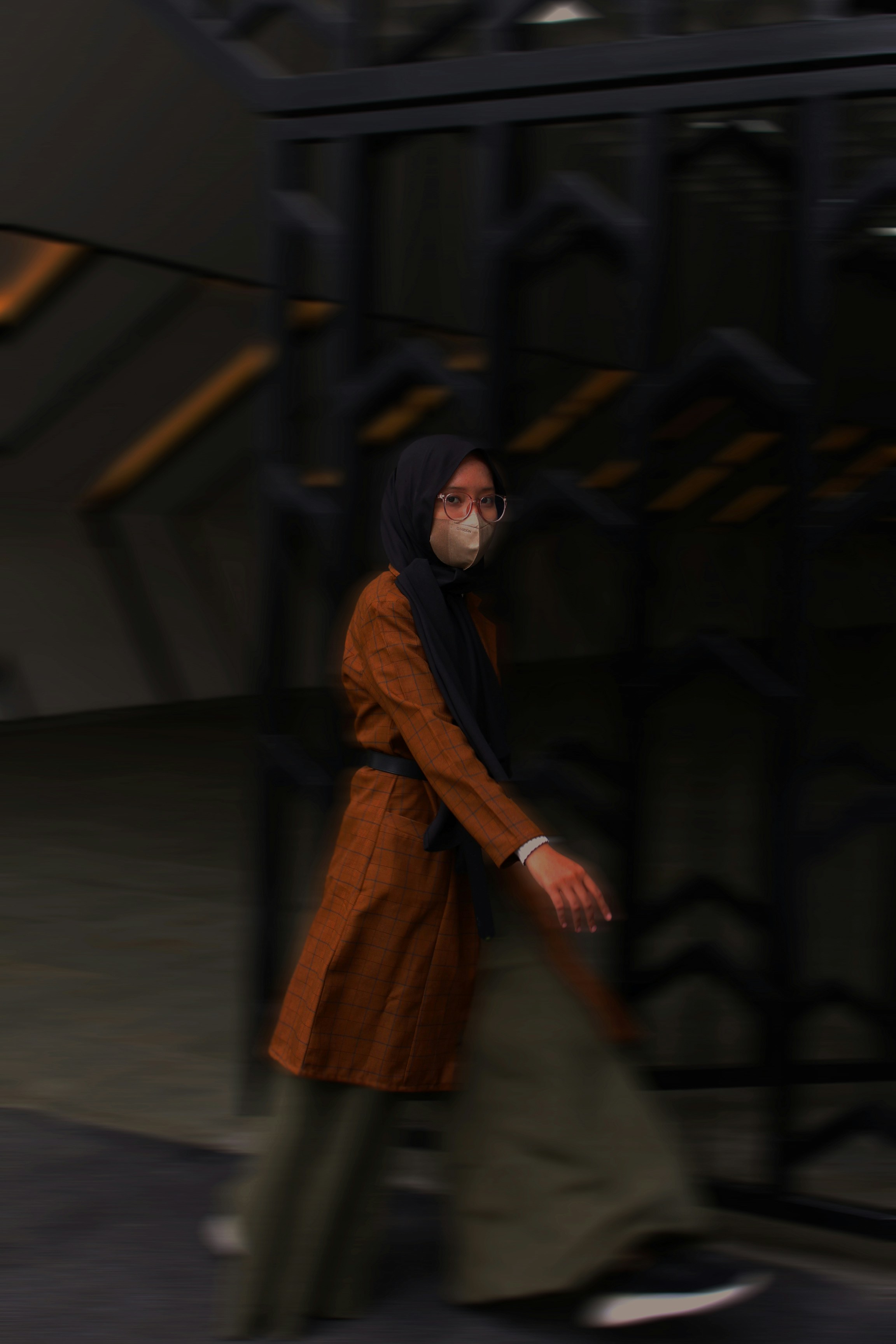 Foto Una persona con bata y gafas – Imagen Ropa gratis en Unsplash