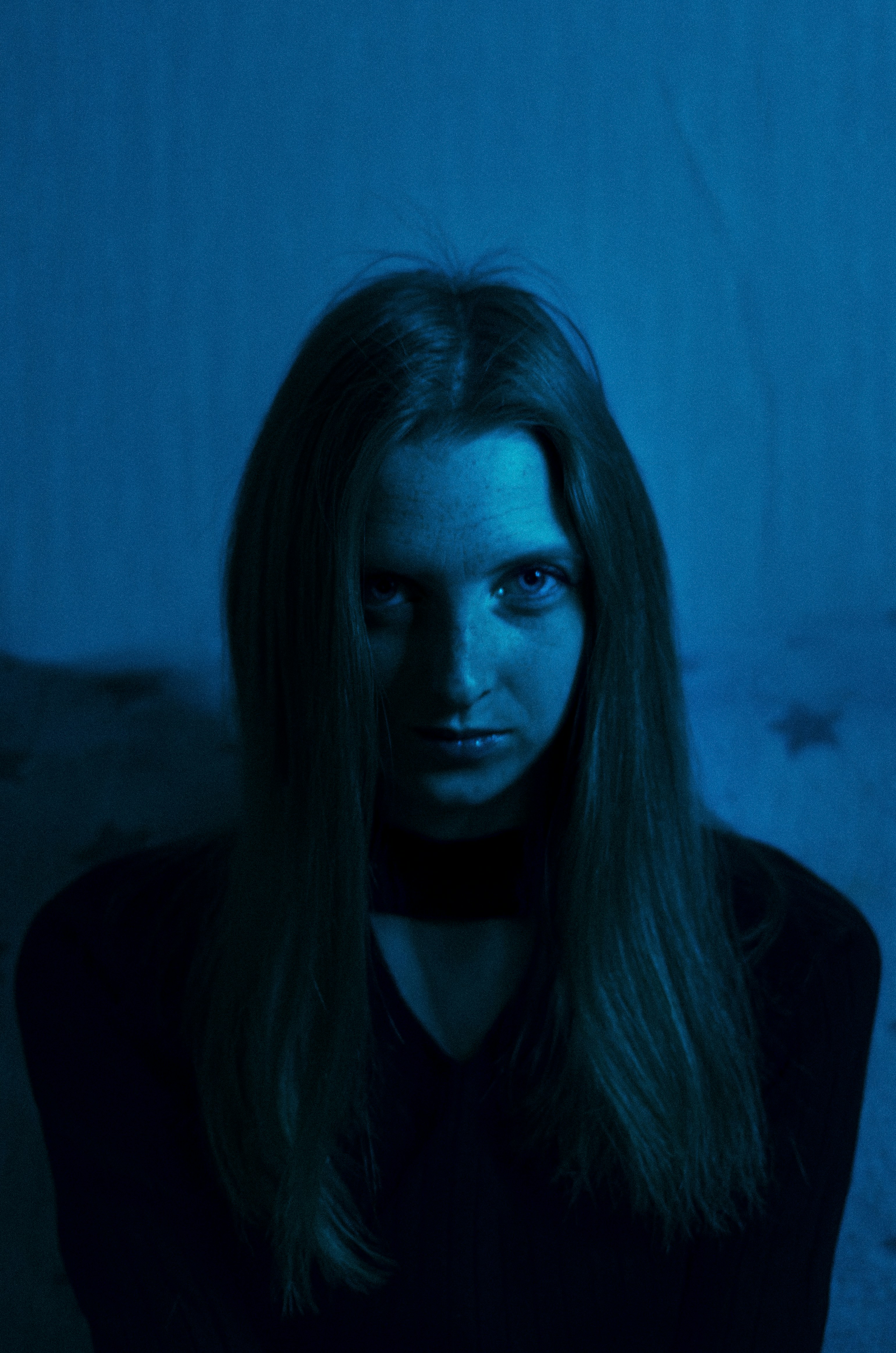 Midnight Gaze: A Portrait Beneath Blue Tone
