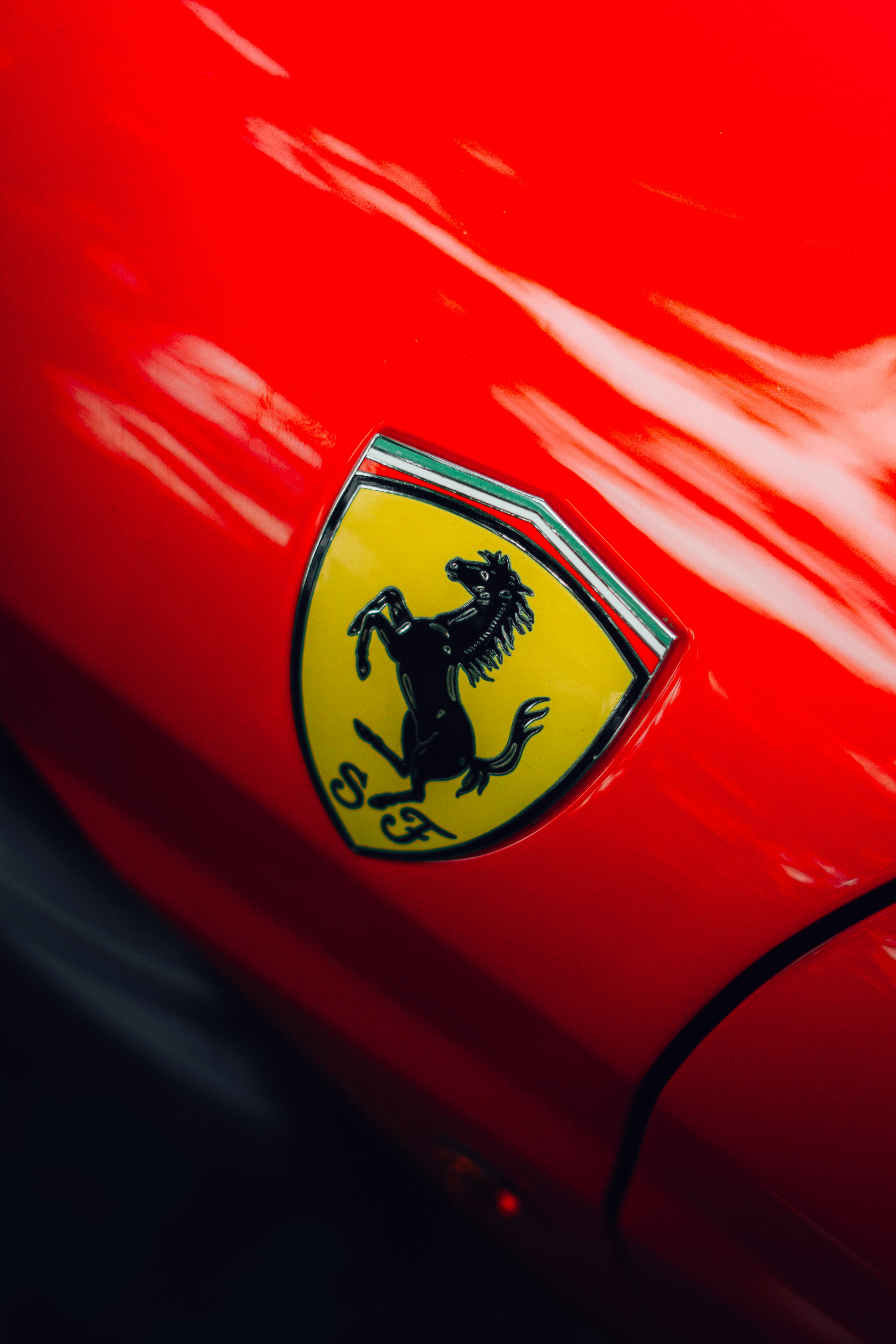 Foto zum Thema Ein rotes Auto mit gelbem Logo – Kostenloses Bild zu ...