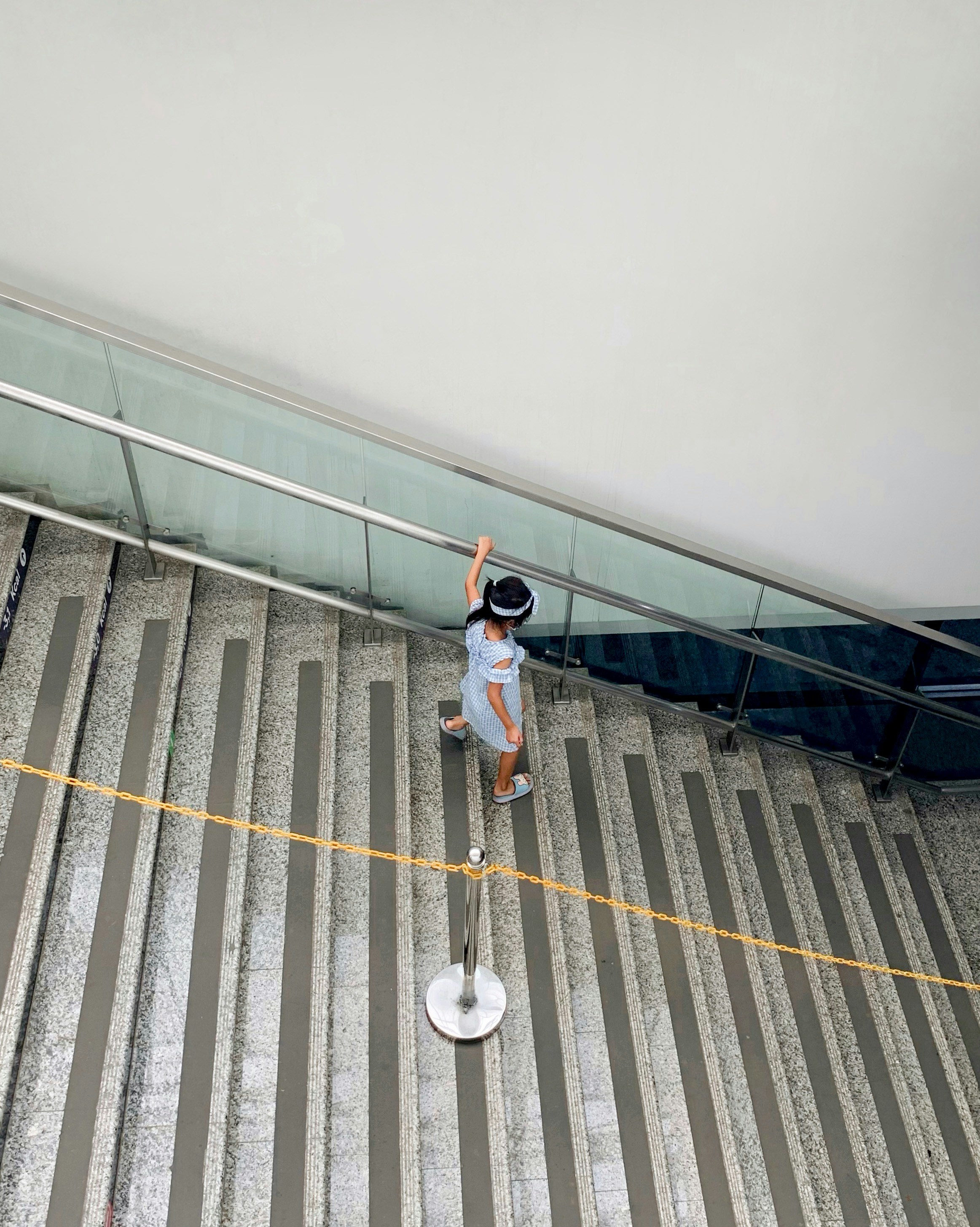 A person climbing a bridge photo – Free Jakarta Image on Unsplash