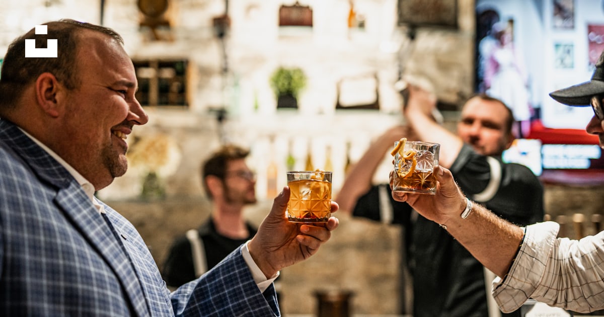 맥주 한 잔을 들고 있는 남자 사진 Unsplash의 무료 파 이미지