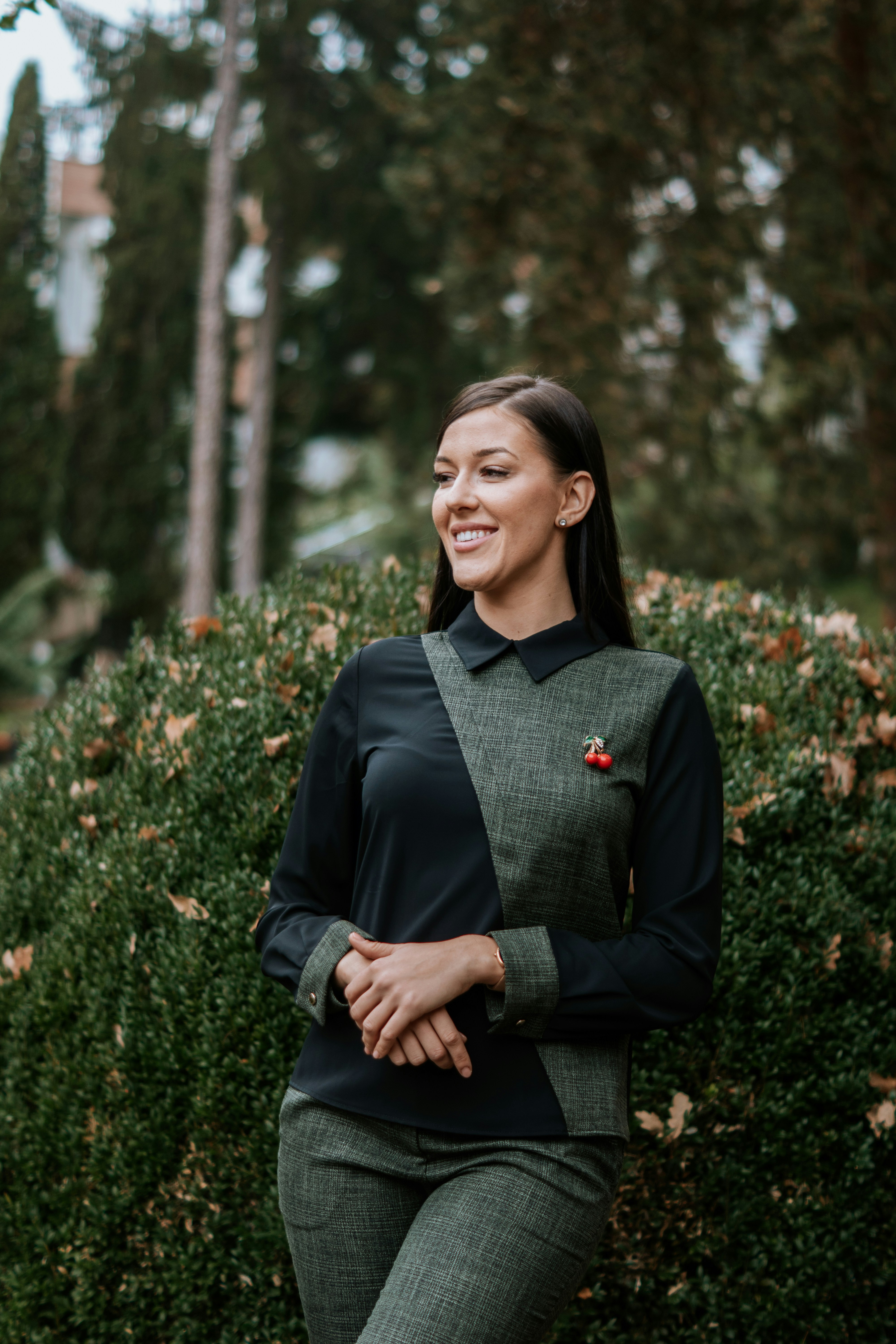 A person smiling in front of a bush photo – Free Sovata Image on Unsplash