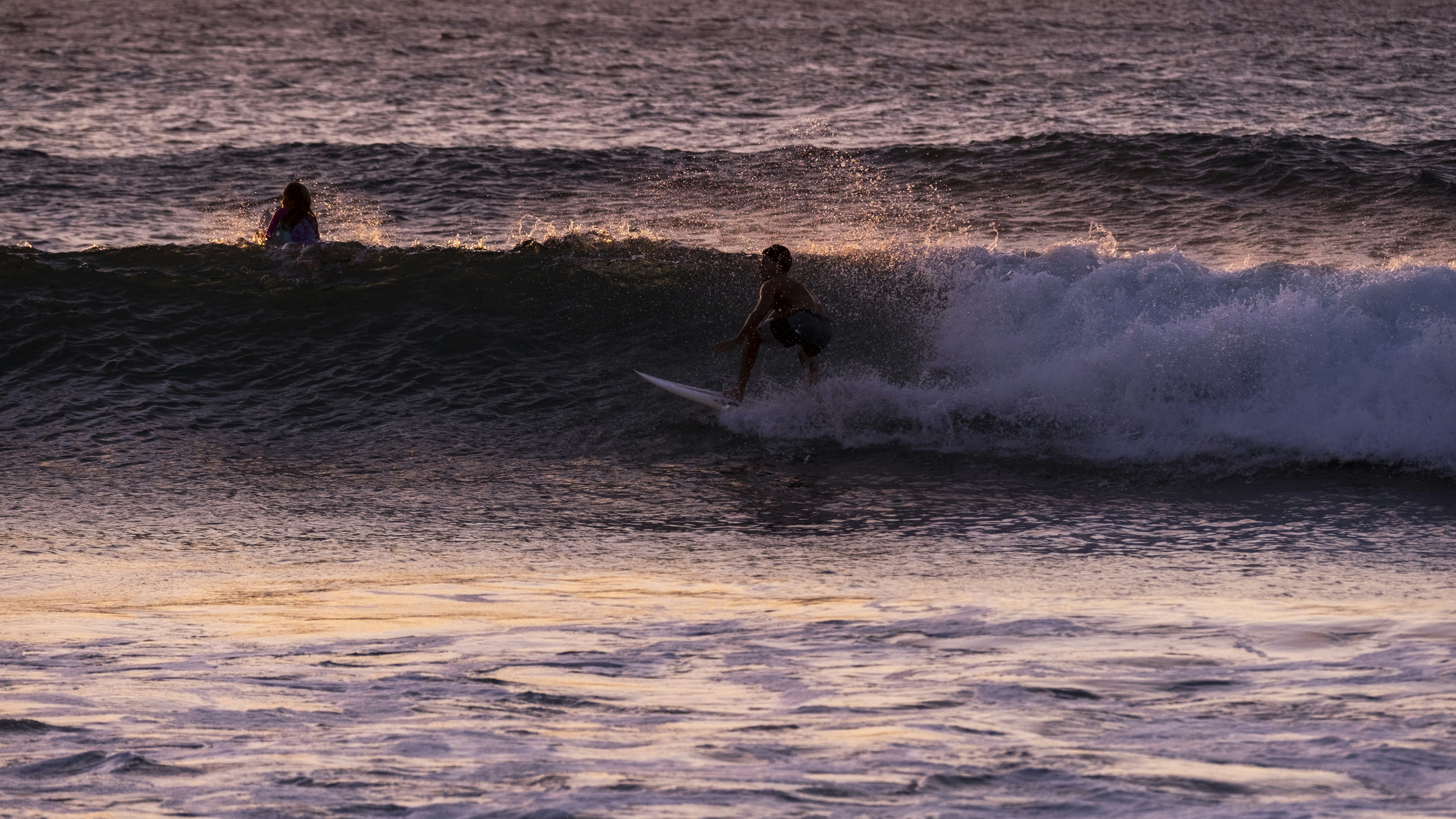 Foto Un par de personas surfeando en el mar – Imagen Puerto Rico gratis ...