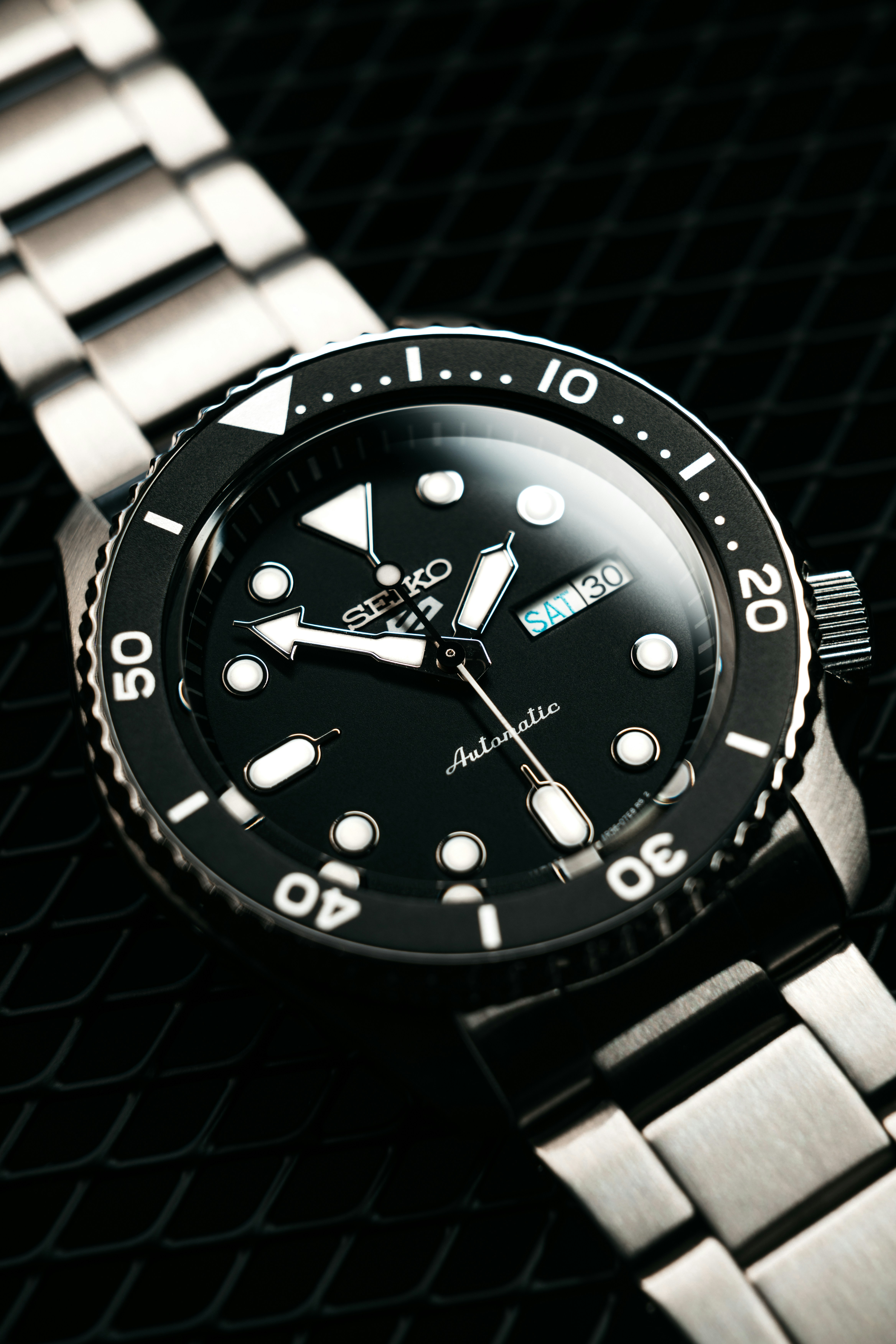 A black watch with white hands photo – Free Wristwatch Image on Unsplash