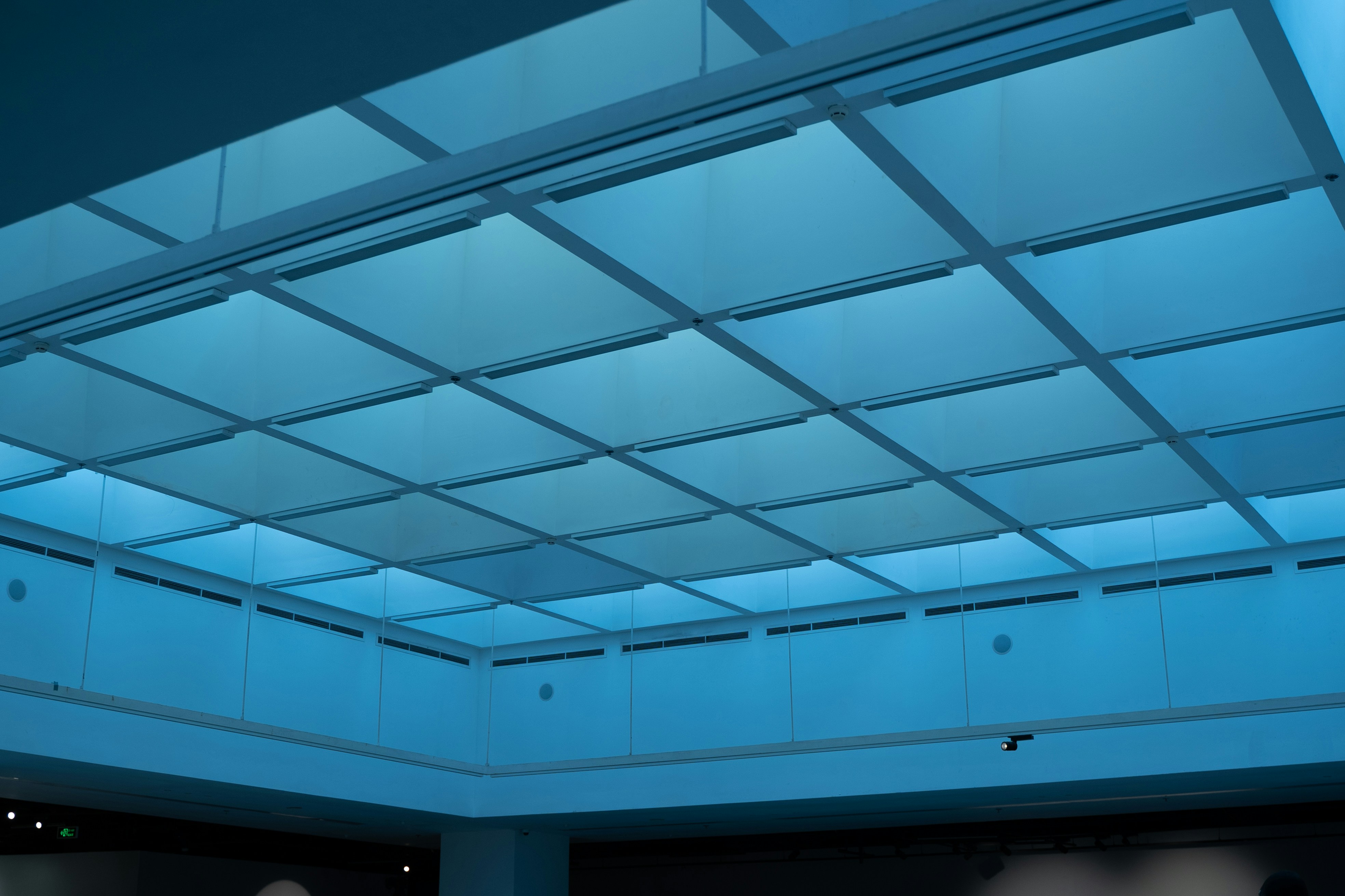 A building with many windows photo – Free Vcca Image on Unsplash