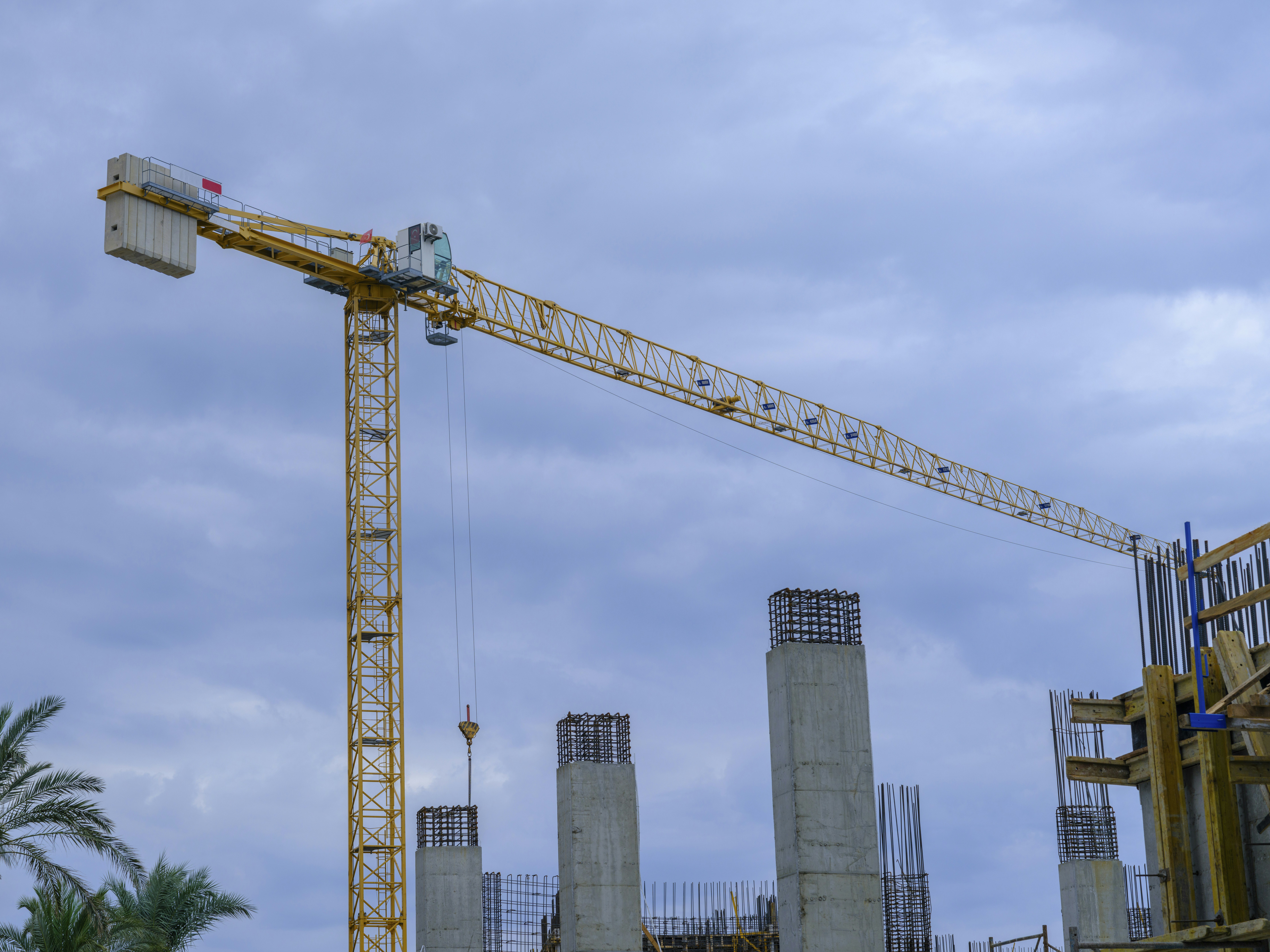 Tower Crane Crowned by Sky: Construction in Quiet Geometry