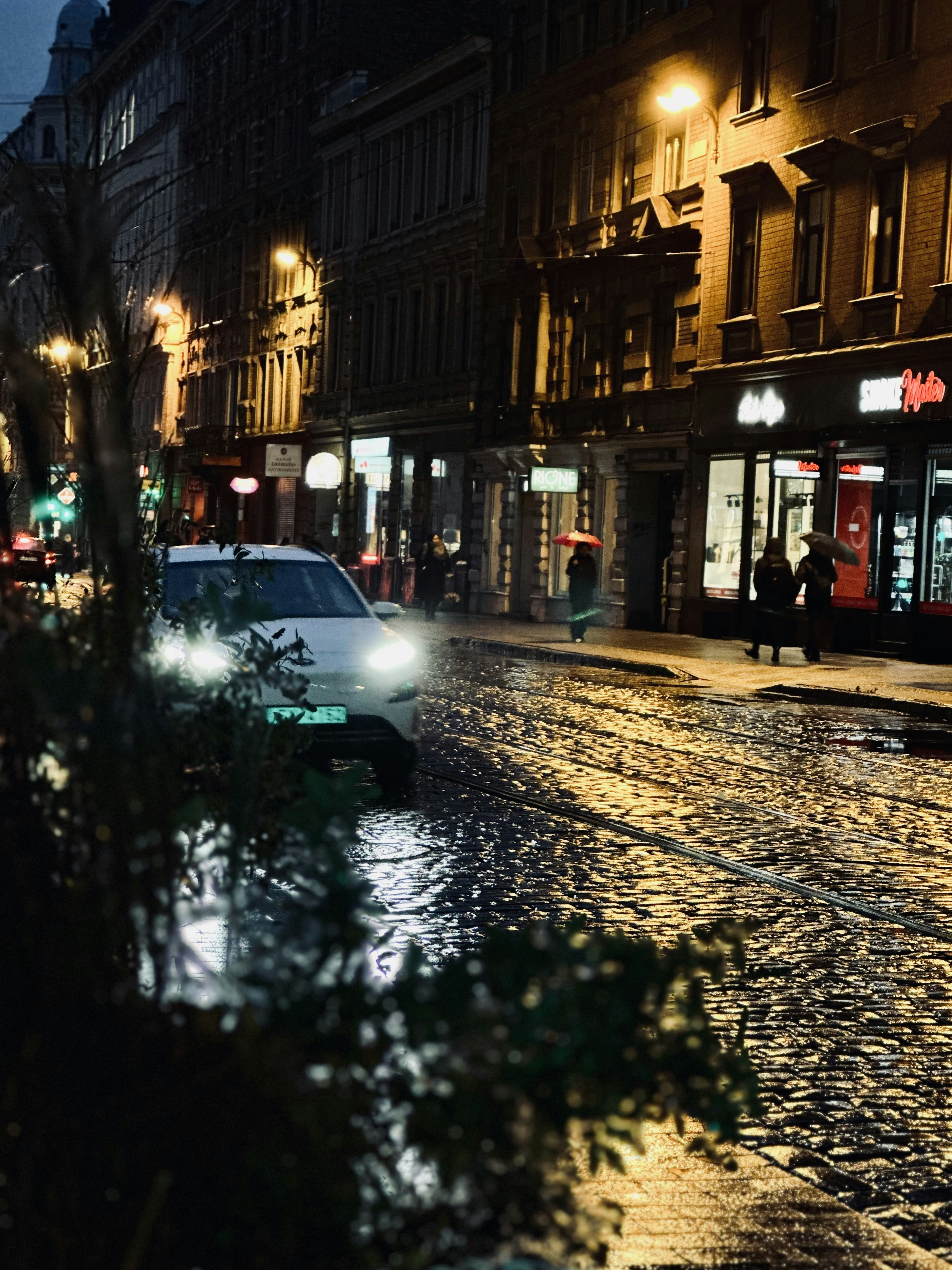 A car driving down a wet street photo – Free Automobile Image on Unsplash