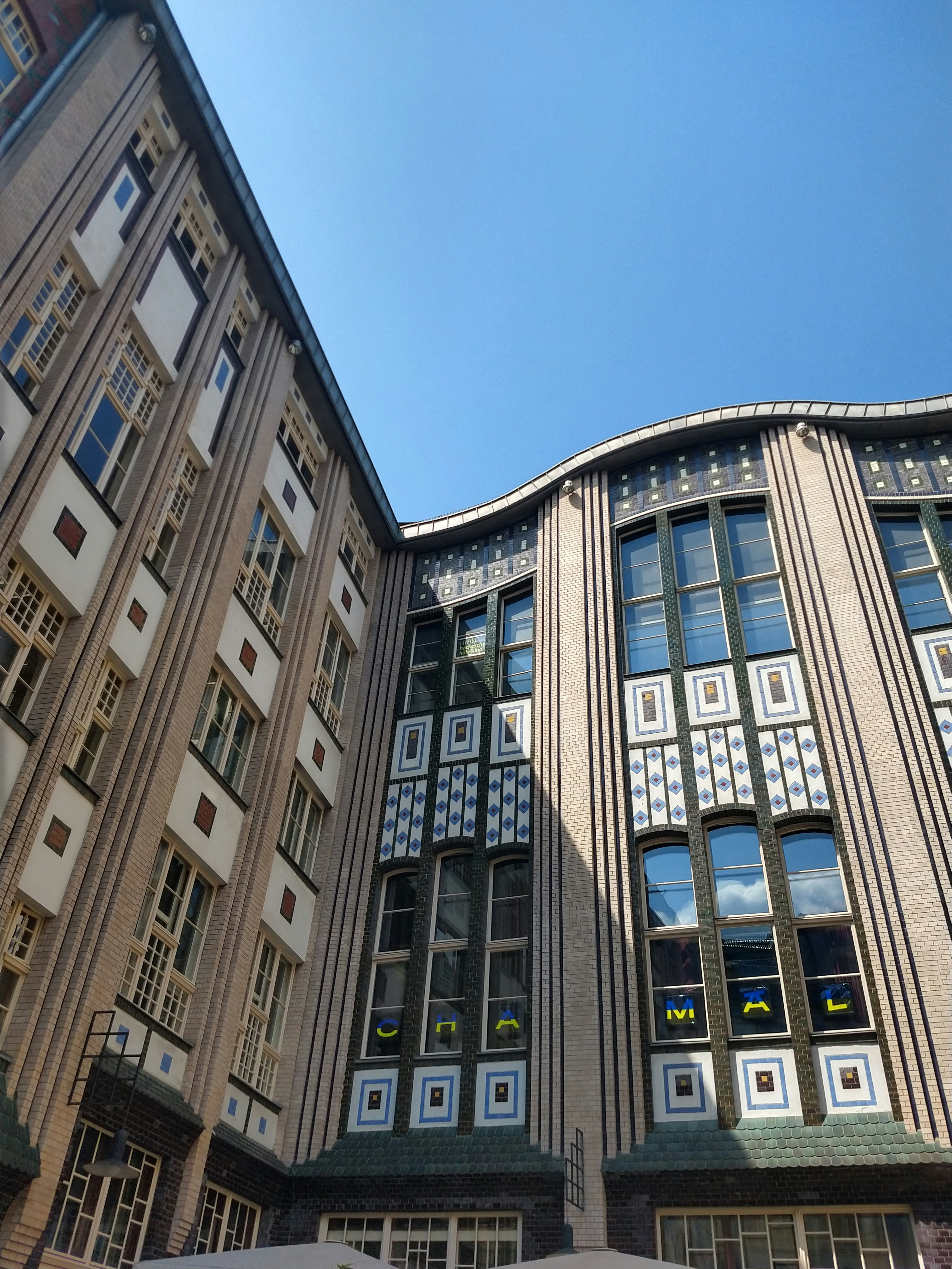 窓の多い建物の写真 – Unsplashの無料ドイツ写真